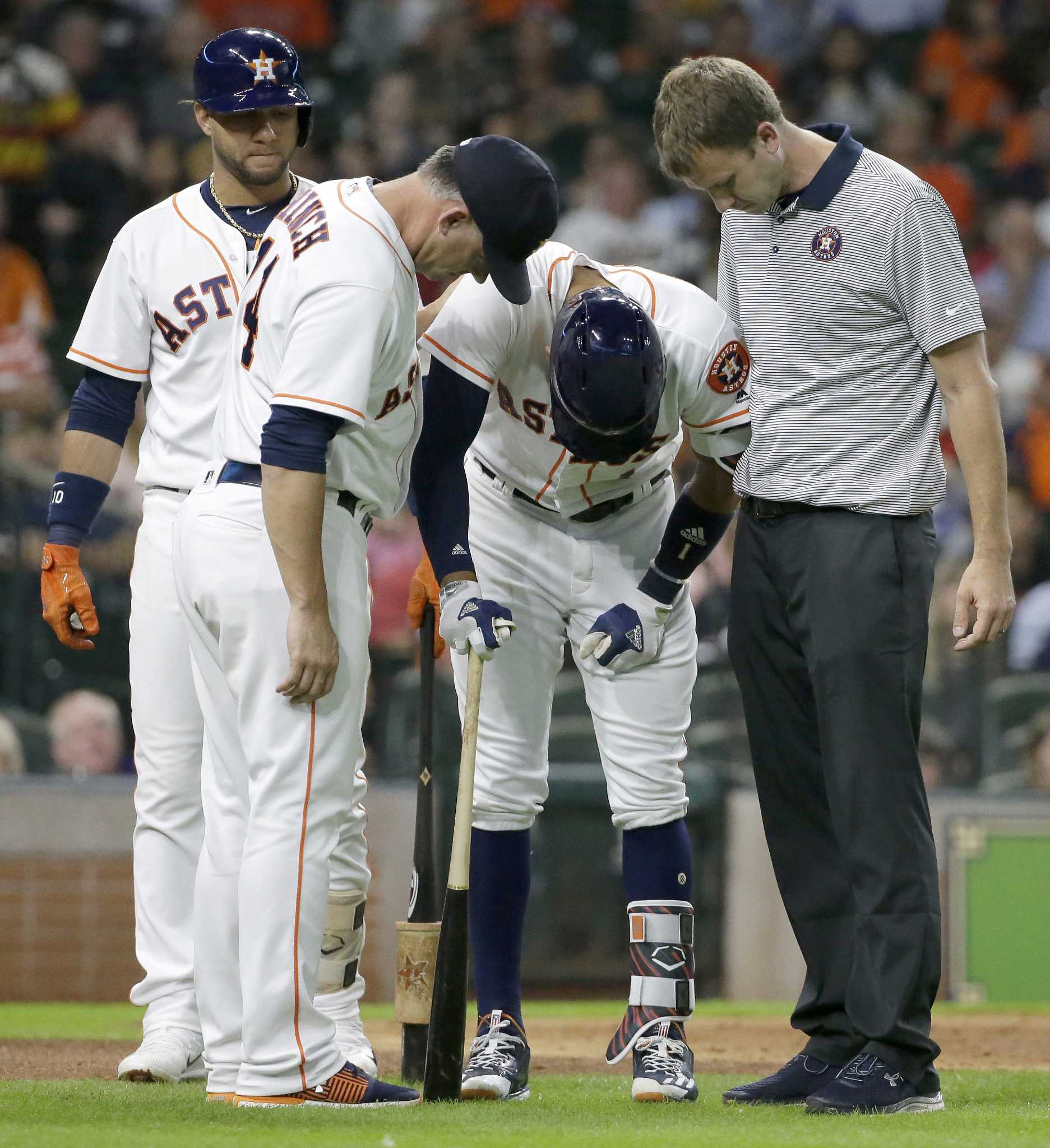 Astros lose Carlos Correa to thumb injury in 10-inning defeat to Mariners