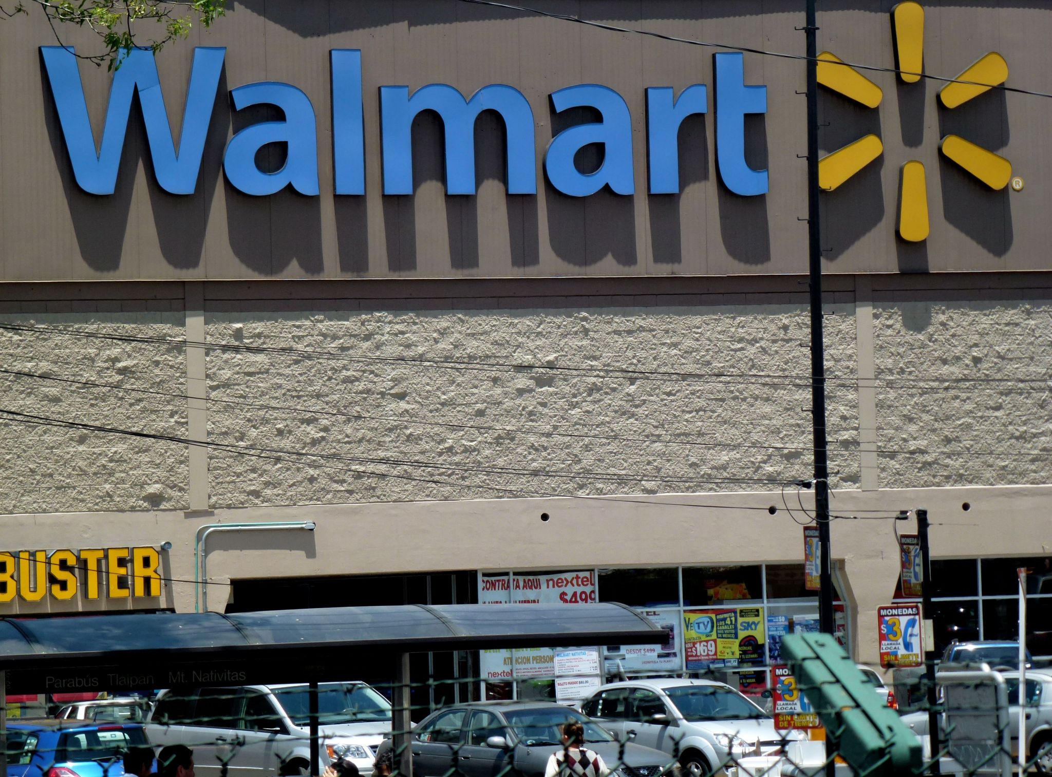 Walmart acknowledges labor violations, permits union logos