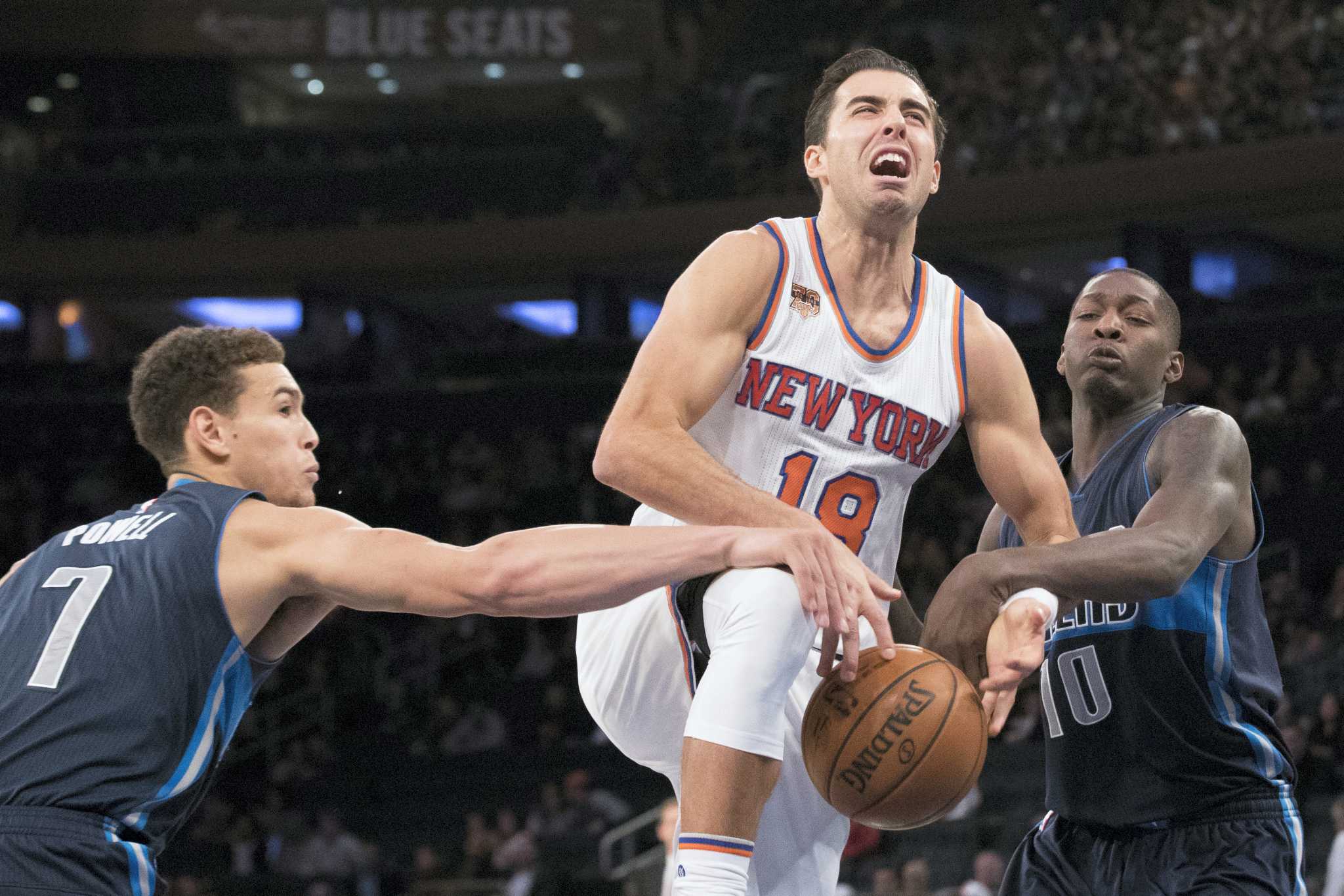 Knicks roll after halftime change to beat Mavs