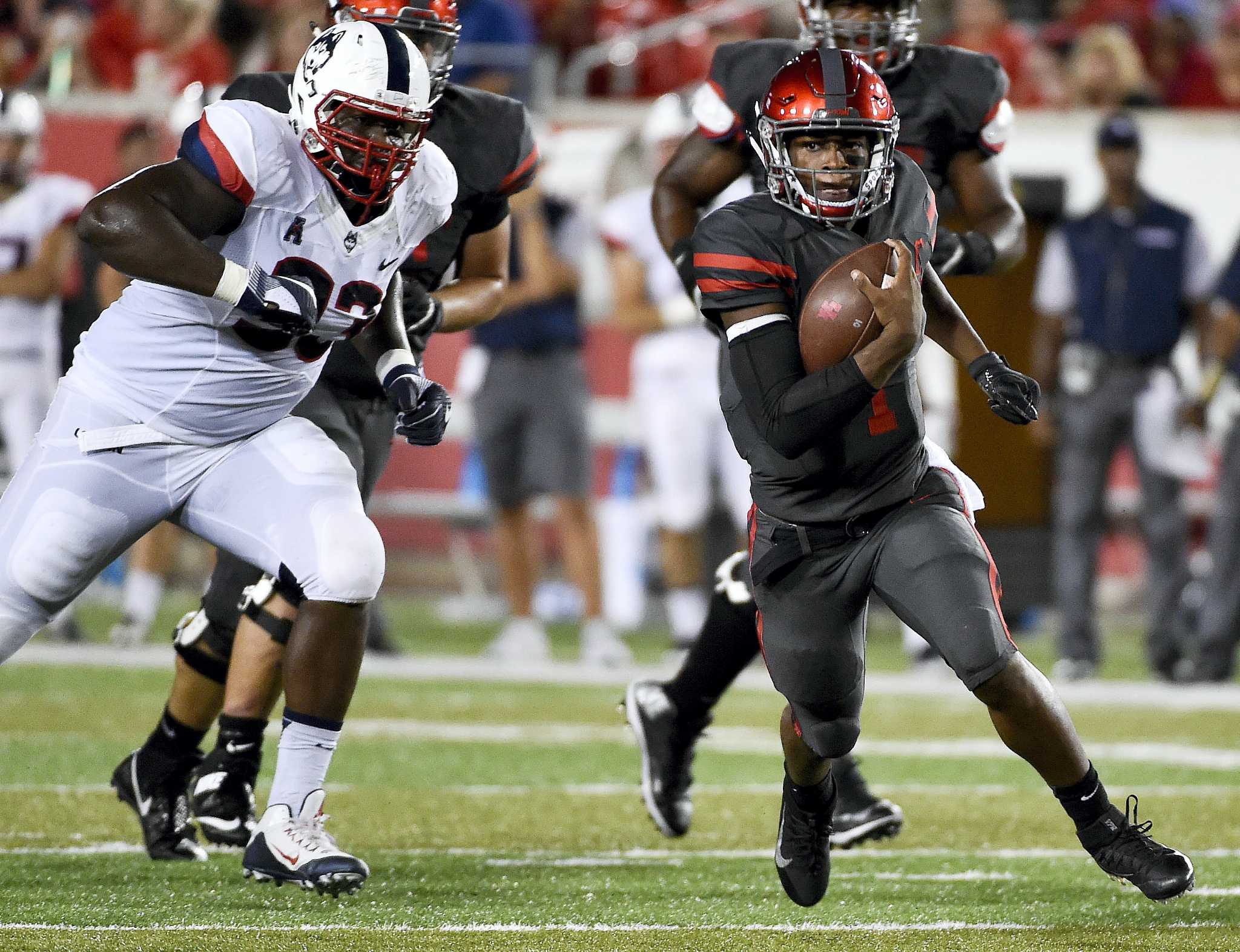 No. 6 Houston rolls to win over UConn