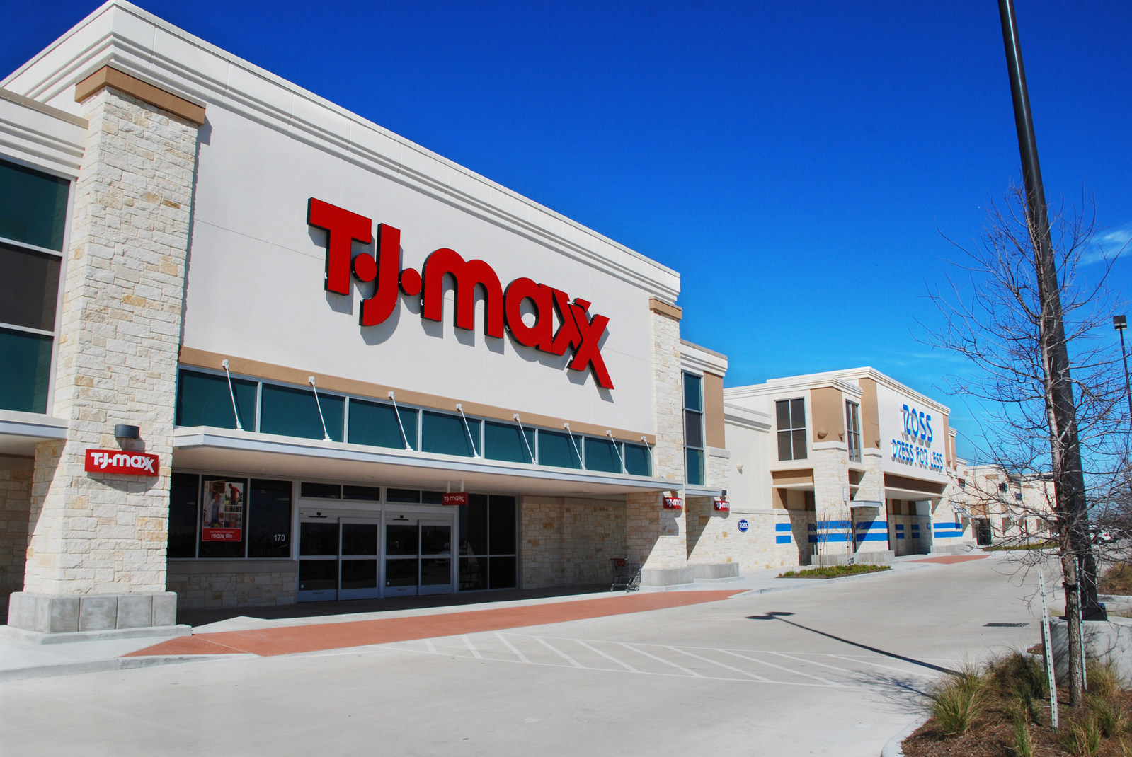 Dallas investor buys Pearland retail center