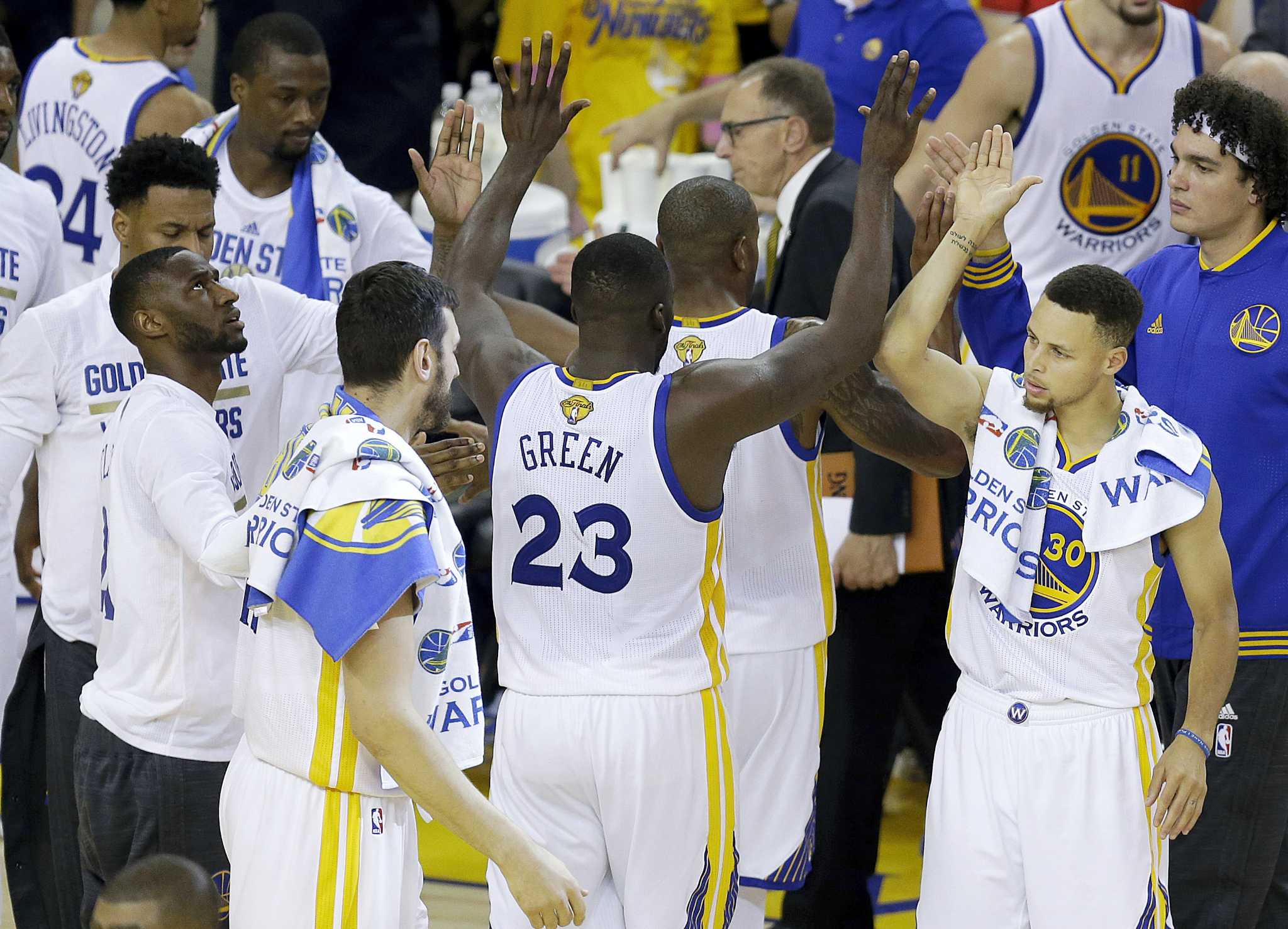 Warriors don’t let up, whip Cavaliers in Game 2 of NBA Finals