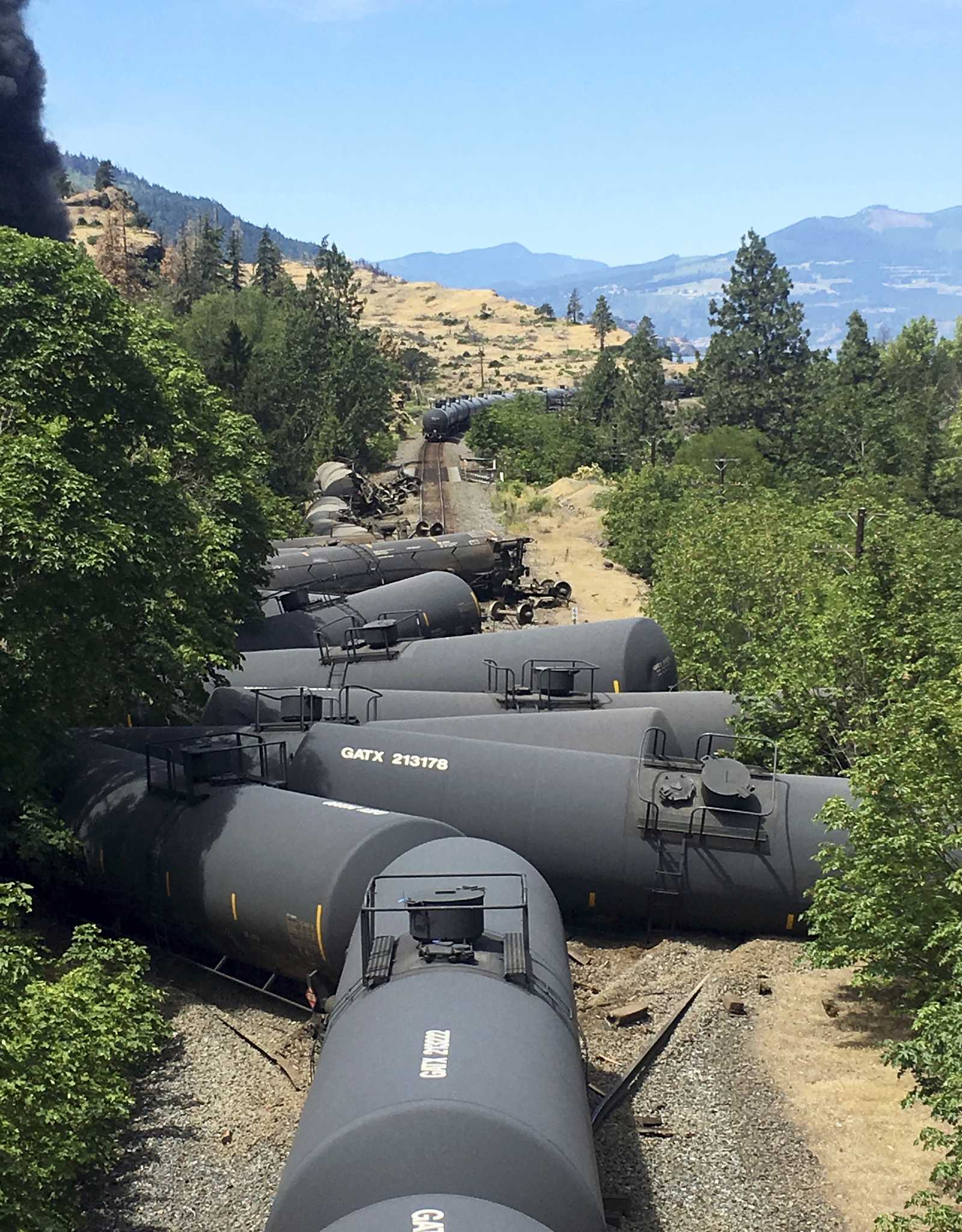 Oregon train derailment spills oil, sparks fire
