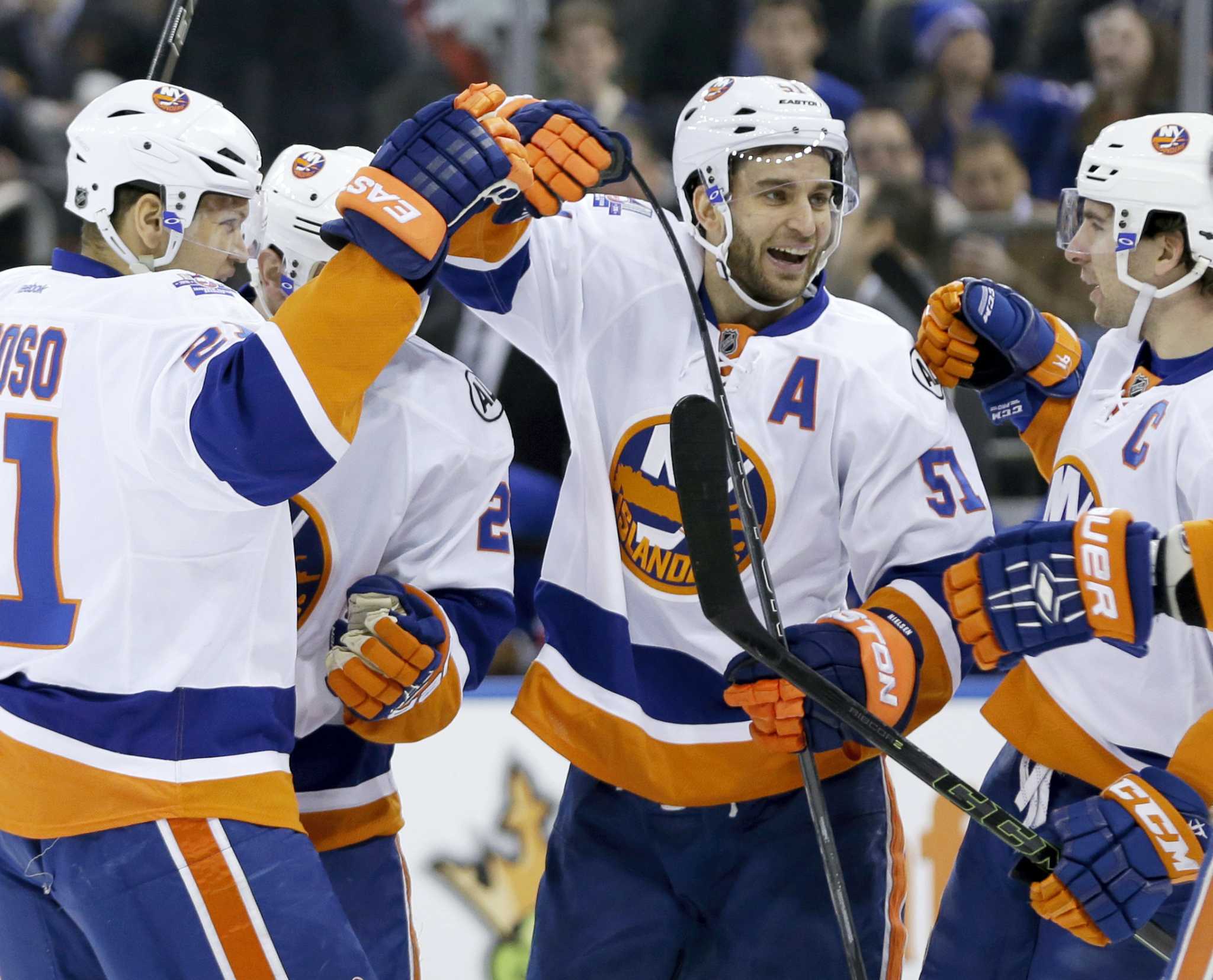 Islanders score late to top Rangers