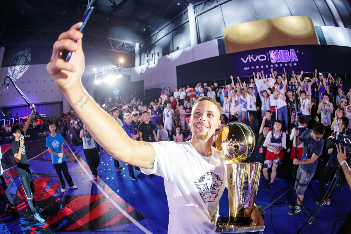 Steph Curry appears on a wild Korean variety show, takes on giant ...