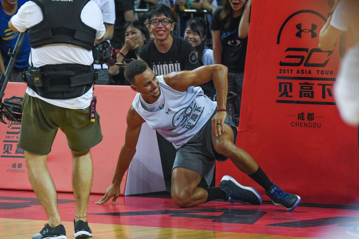 Steph Curry appears on a wild Korean variety show, takes on giant ...