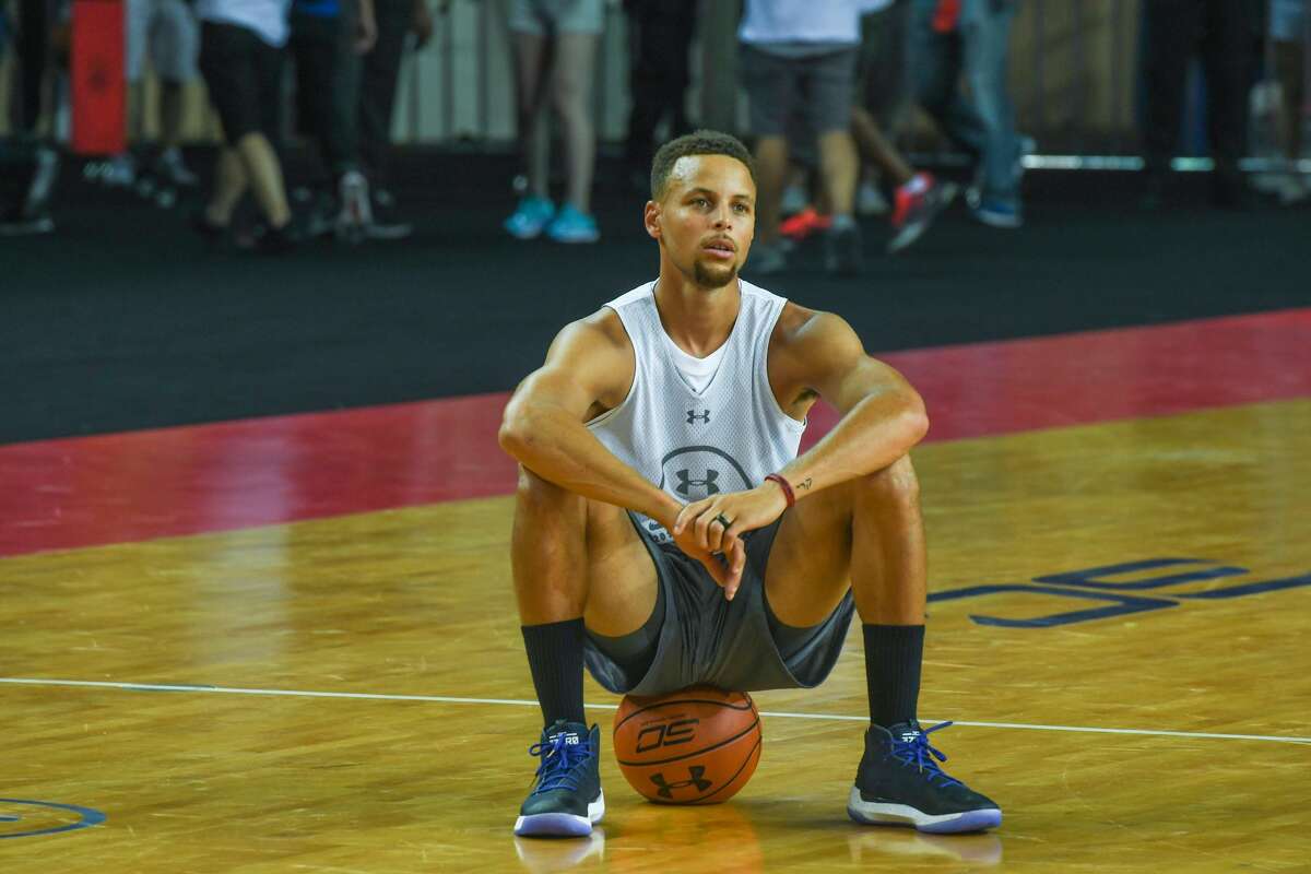 Steph Curry appears on a wild Korean variety show, takes on giant ...