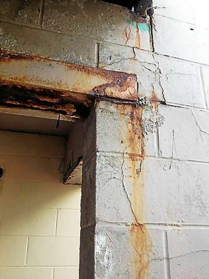 Engineer examines deteriorating structures at New Haven’s Church Street ...