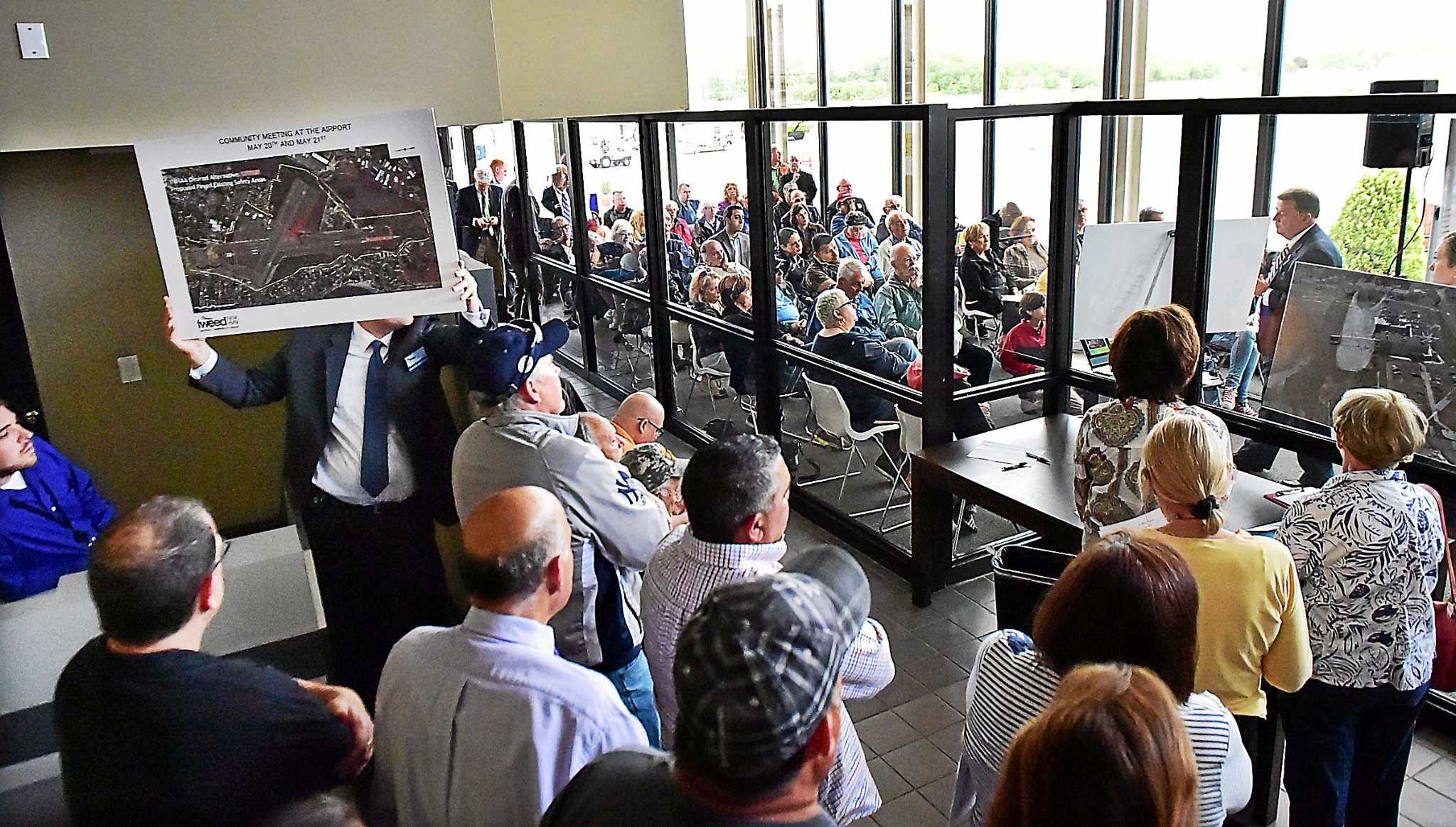 Crowd turns out to slam proposed Tweed runway expansion