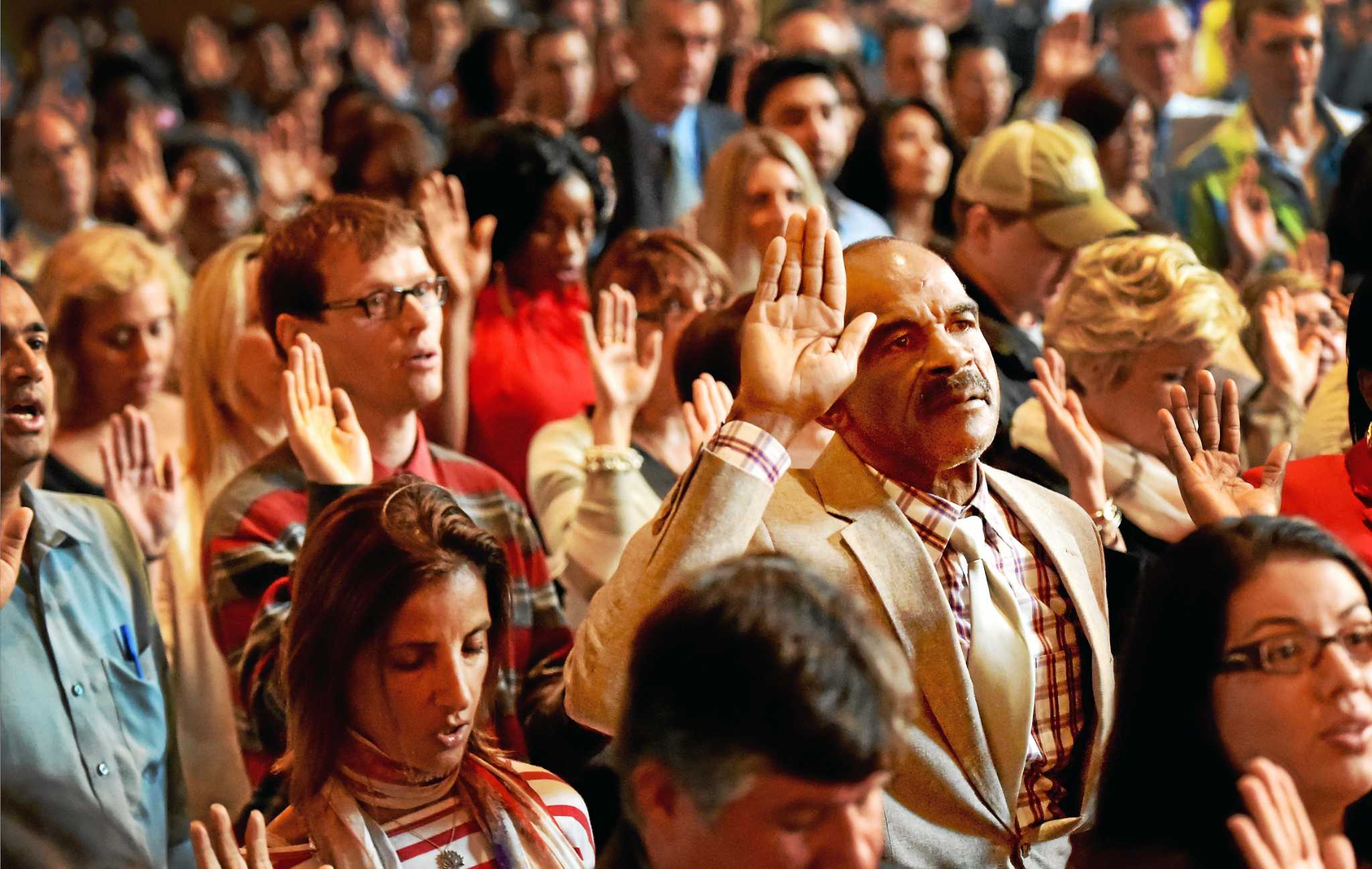 In New Haven, 482 people from 91 countries take oath of citizenship