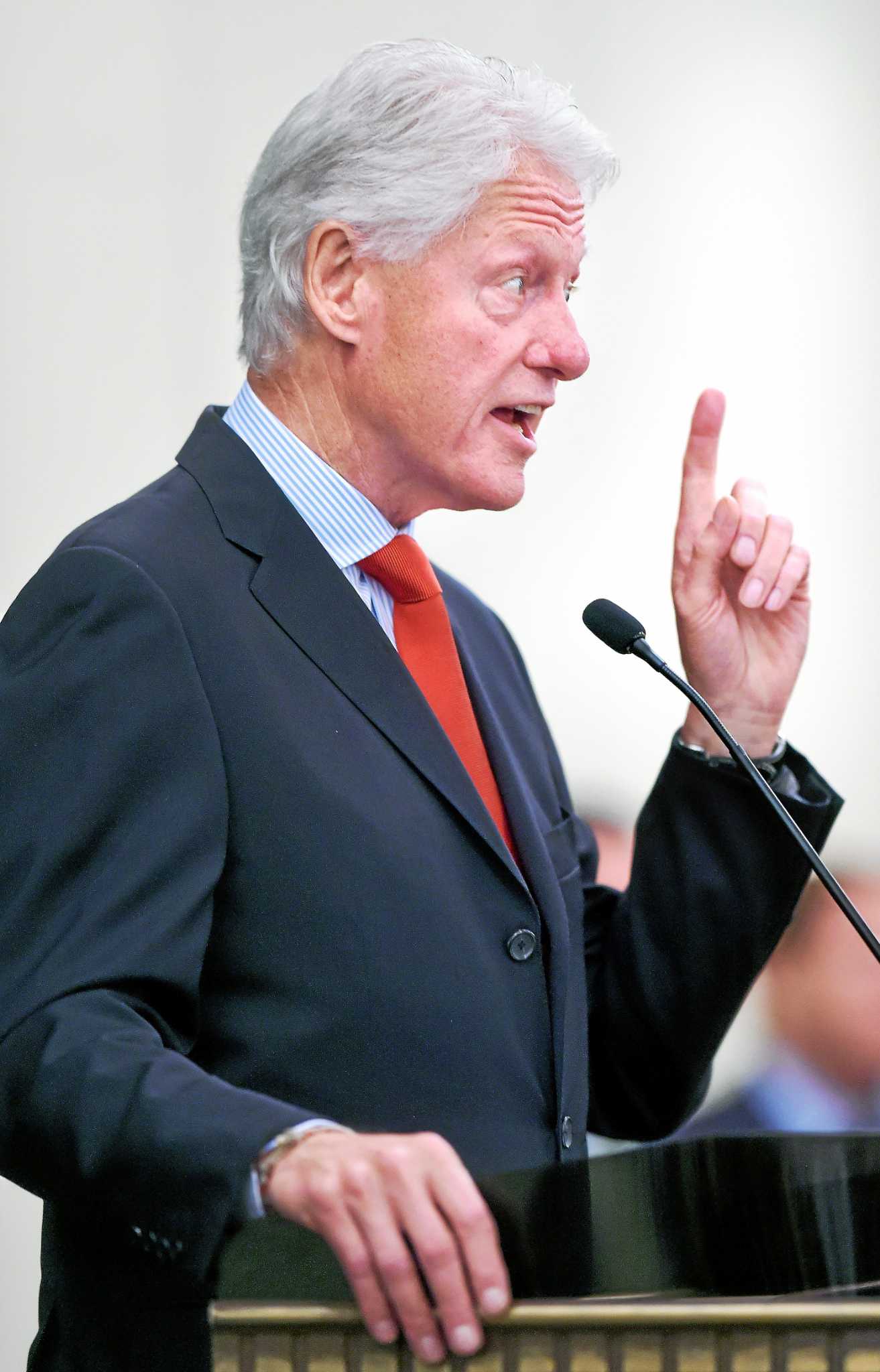 Bill Clinton rallies party faithful in New Haven event for Gov. Malloy