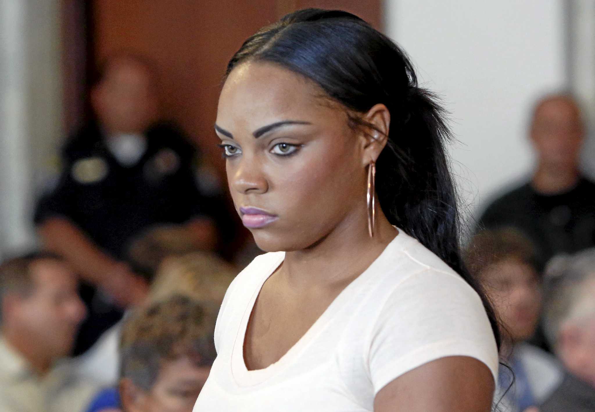 Hernandez fiancee to ask judge to drop charges