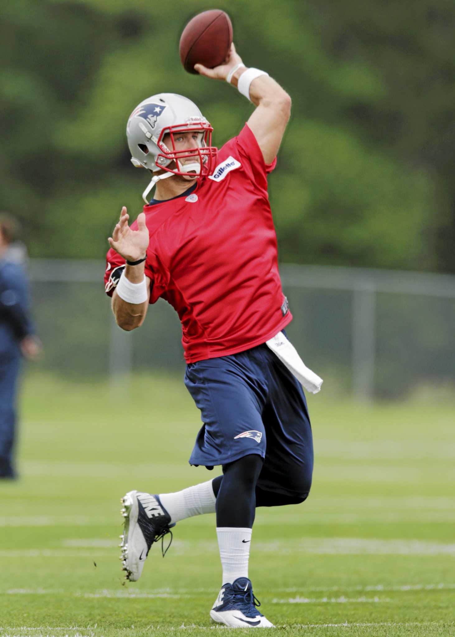 Tim Tebow cut by Patriots, source says