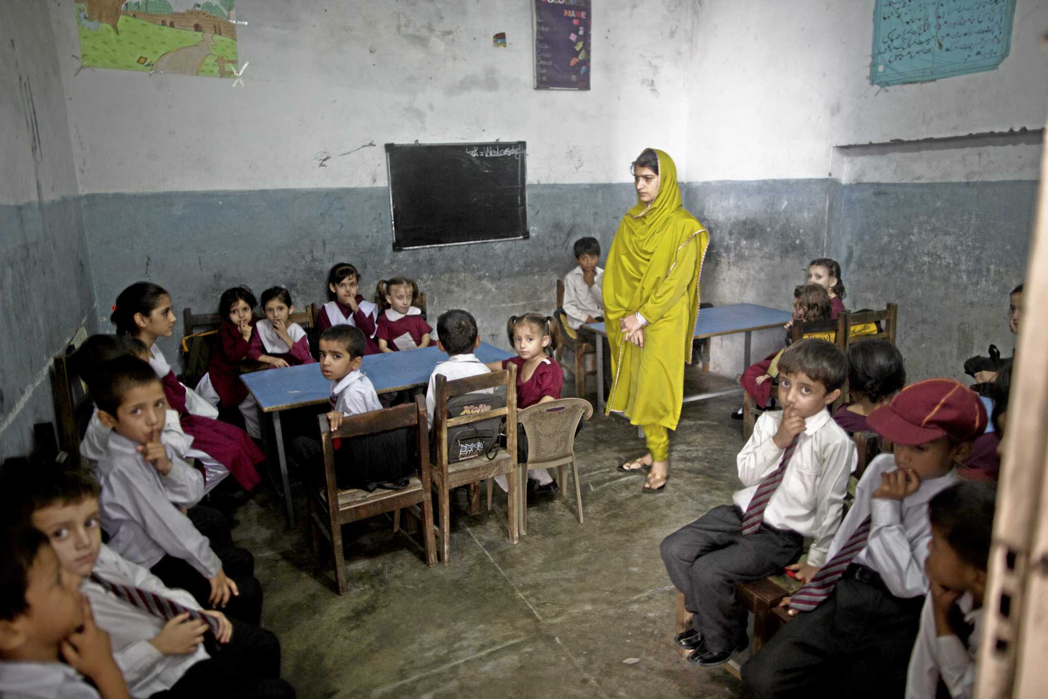 Pakistani schoolgirl Malala Yousafzai receives top human rights prize