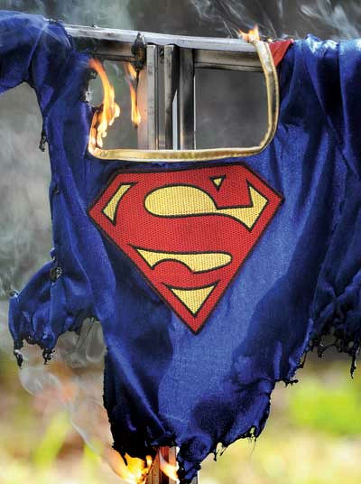 Safety experts warn against Halloween costumes that burn easily (video ...