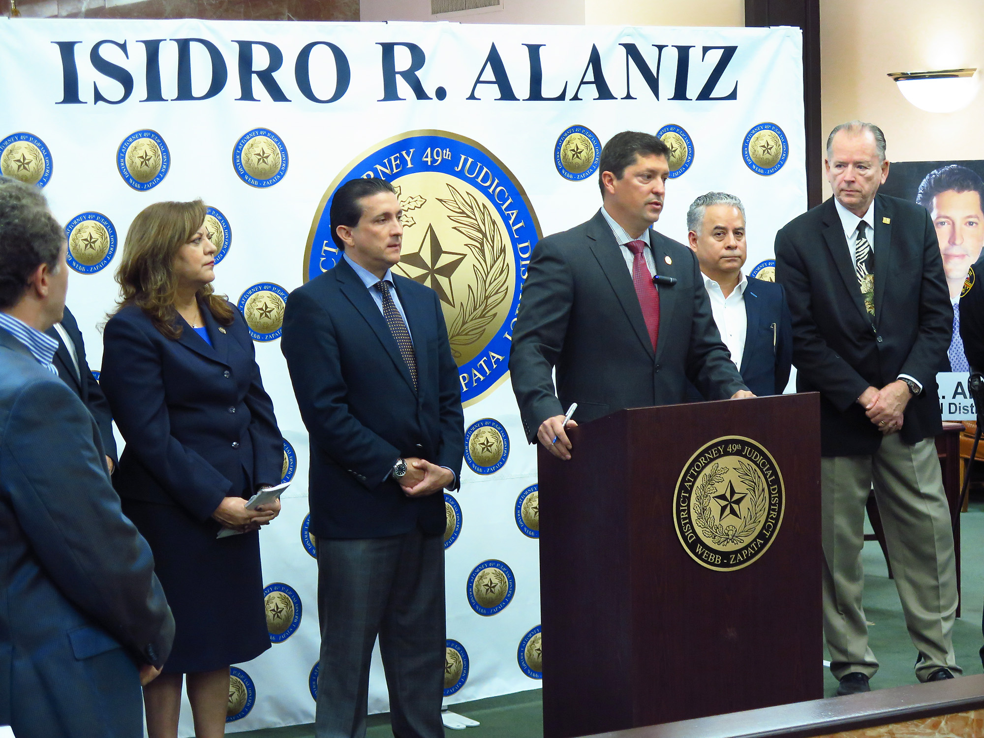 Webb County commissioners ordered to set salaries newly-hired investigators