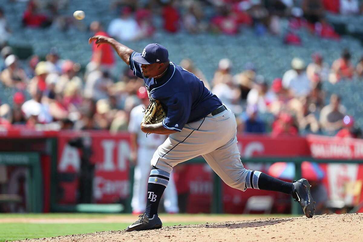 Astros sign reliever Jumbo Diaz to minor league deal