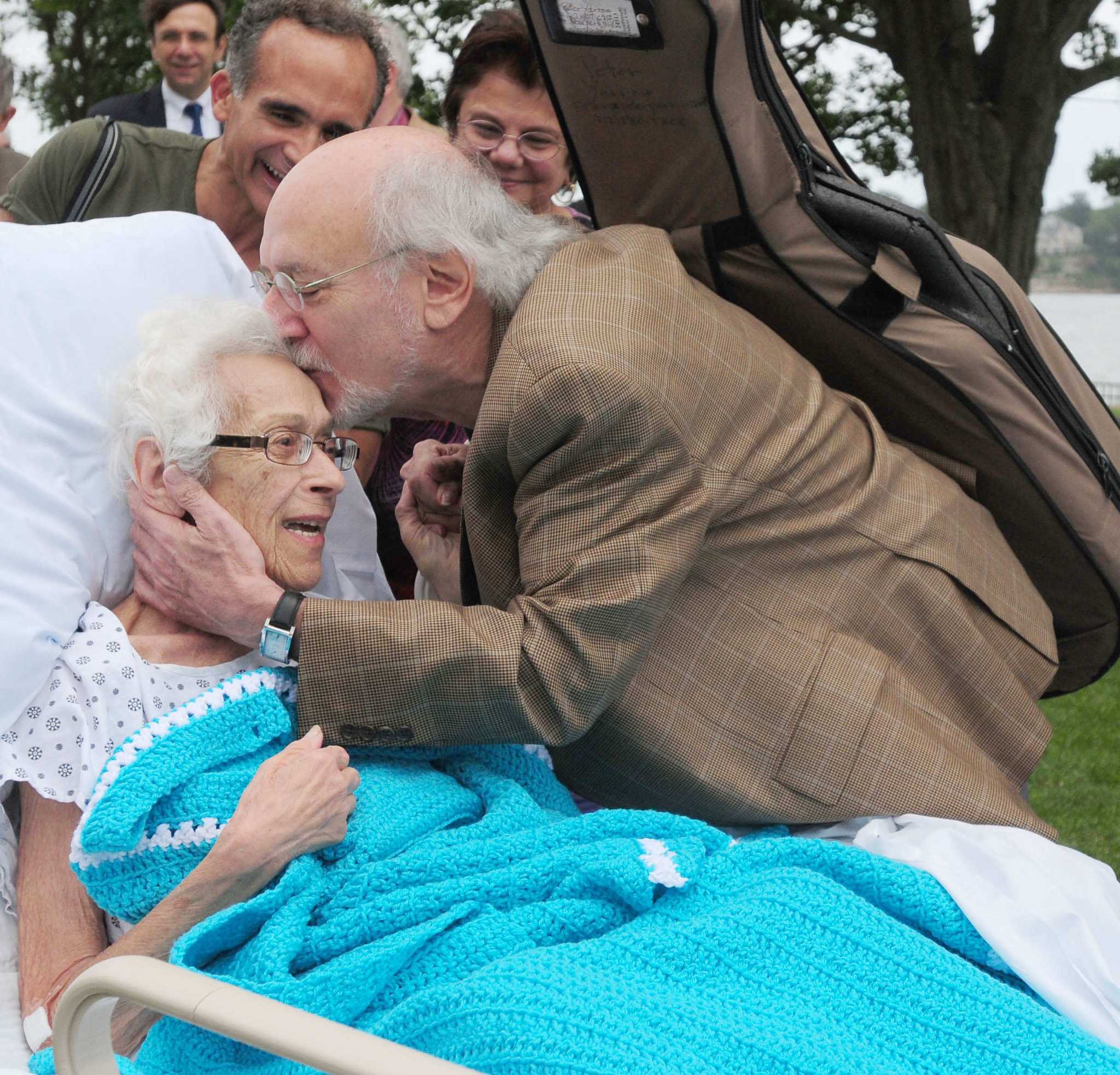 PHOTOS: "Peter, Paul & Mary" Singer Serenades at Conn. Hospice