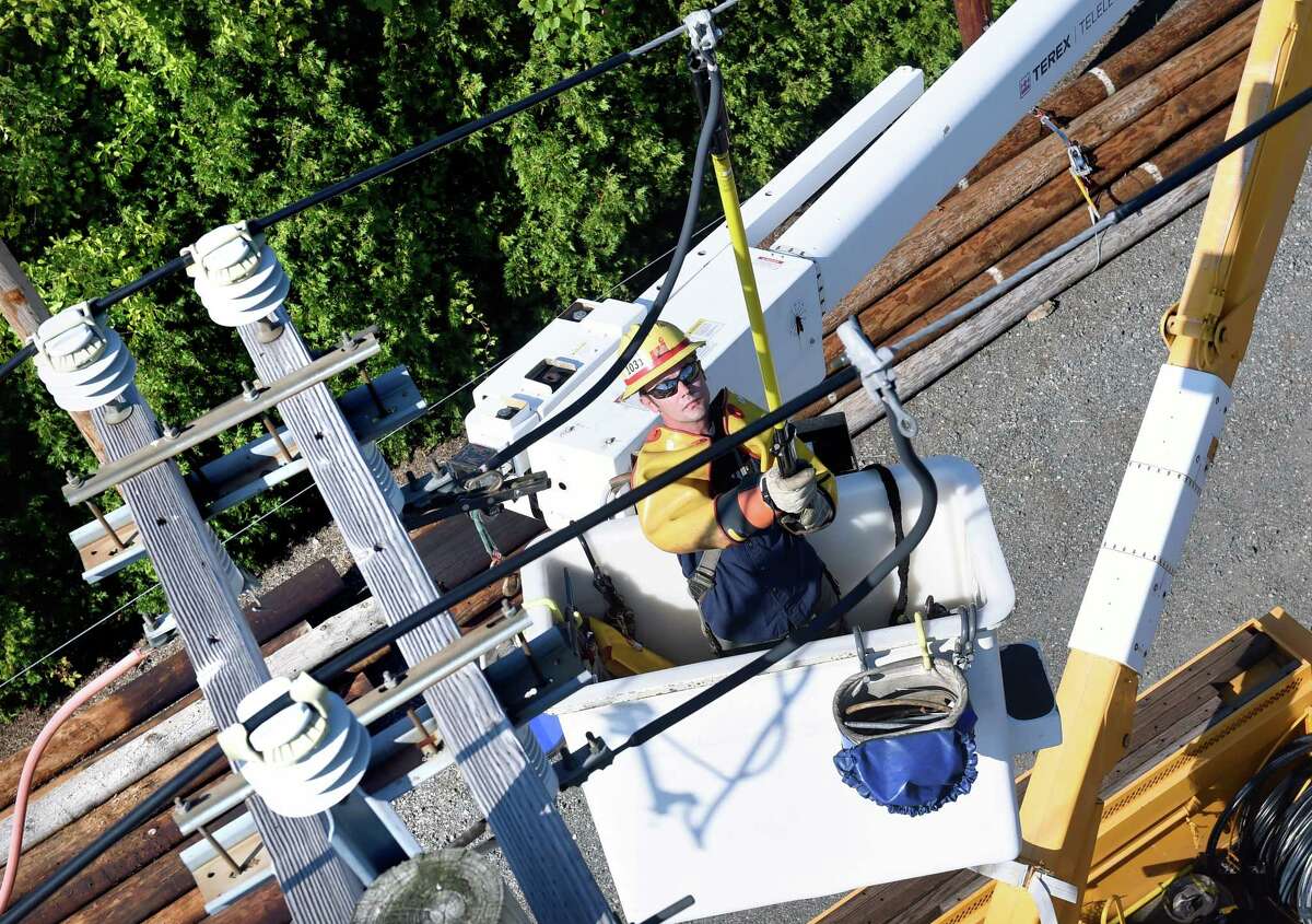 United Illuminating trains class of line workers for certification test