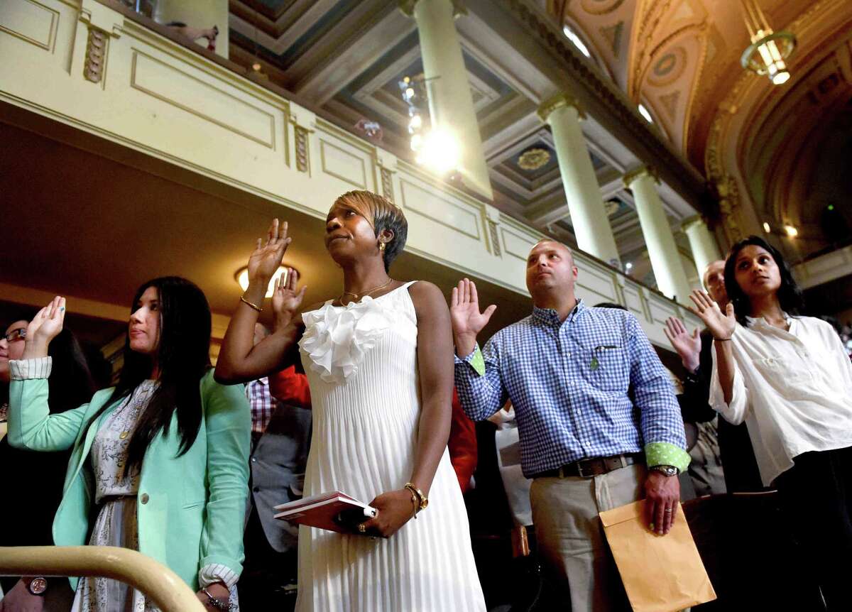 In New Haven, 482 people from 91 countries take oath of citizenship