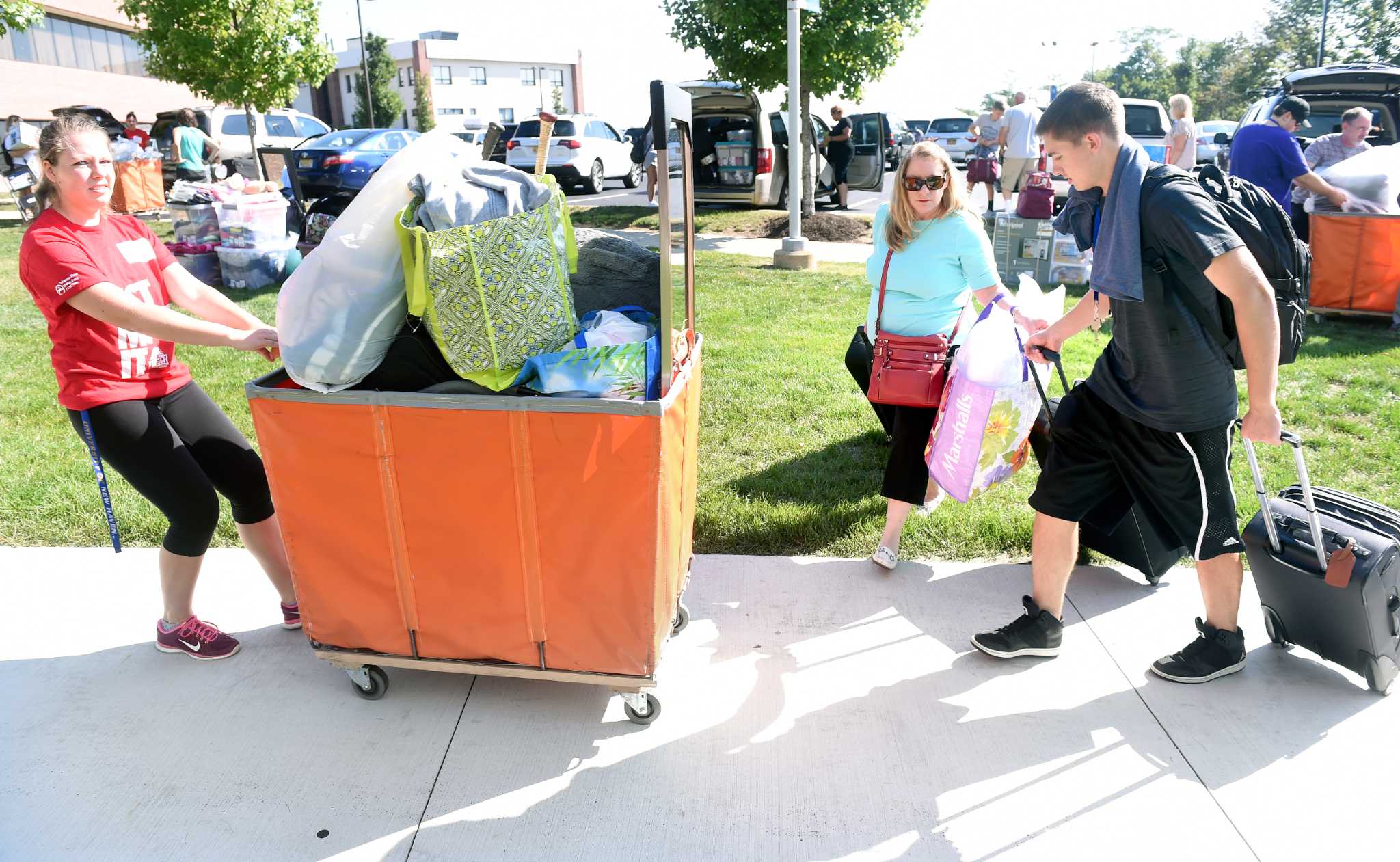 Photos of Freshmen Moving in at the University of New Haven