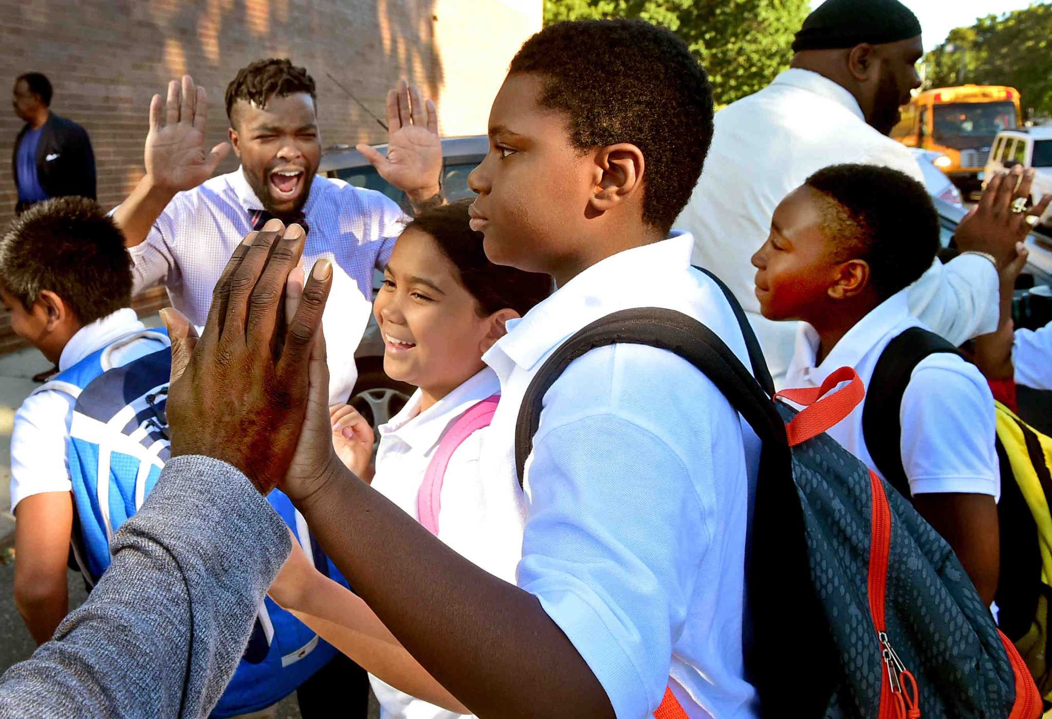 160915ph_ King Robinson School cheers students