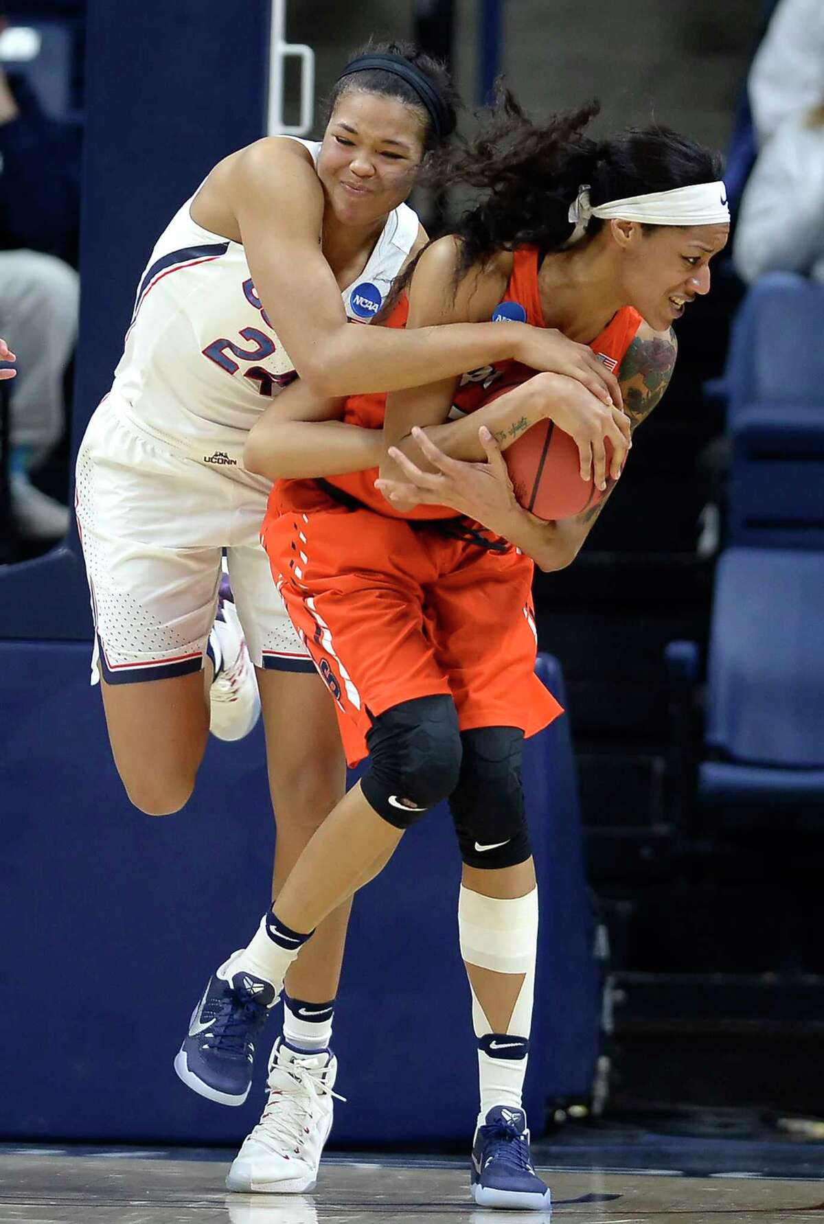 Kia Nurse heats up as UConn women rout Syracuse, advance in NCAA Tournament