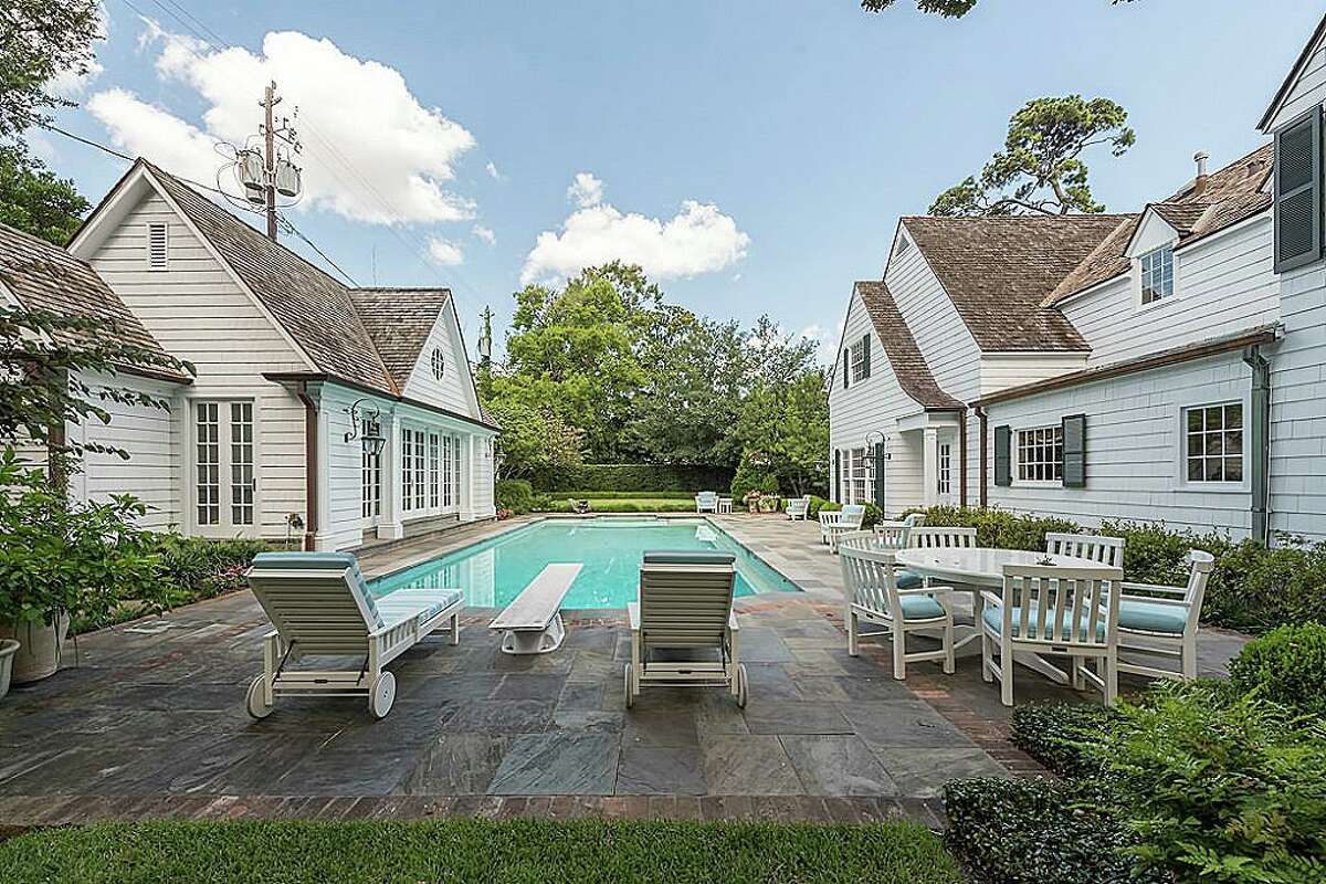 Inside a stunning, just-listed River Oaks home