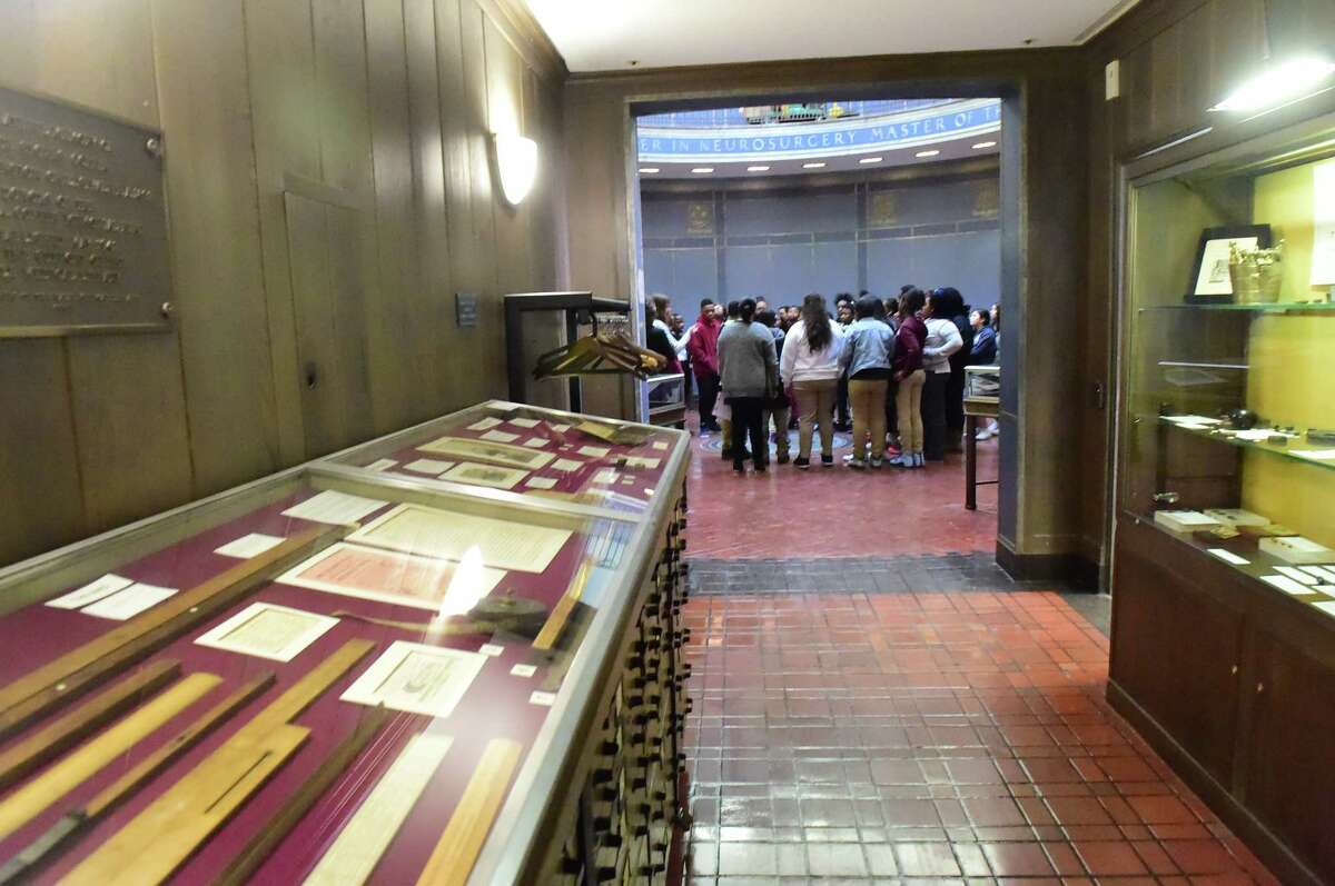 New Haven students see the science of the brain at Yale medical library