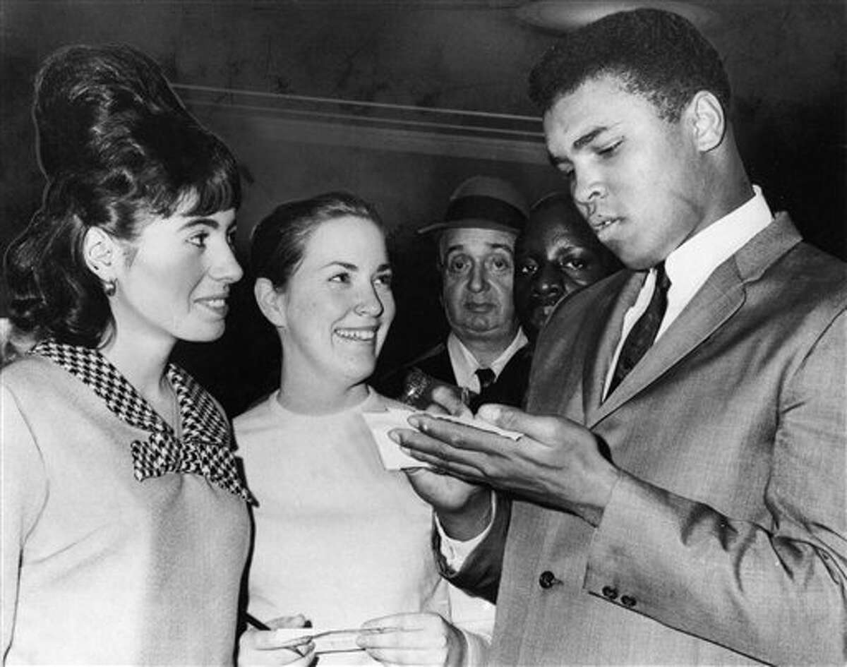 Muhammad Ali, who riveted the world as ‘The Greatest,’ dies at 74