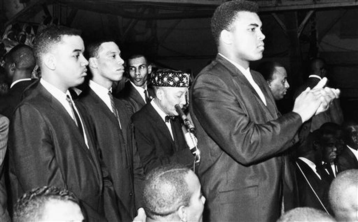Muhammad Ali, who riveted the world as ‘The Greatest,’ dies at 74