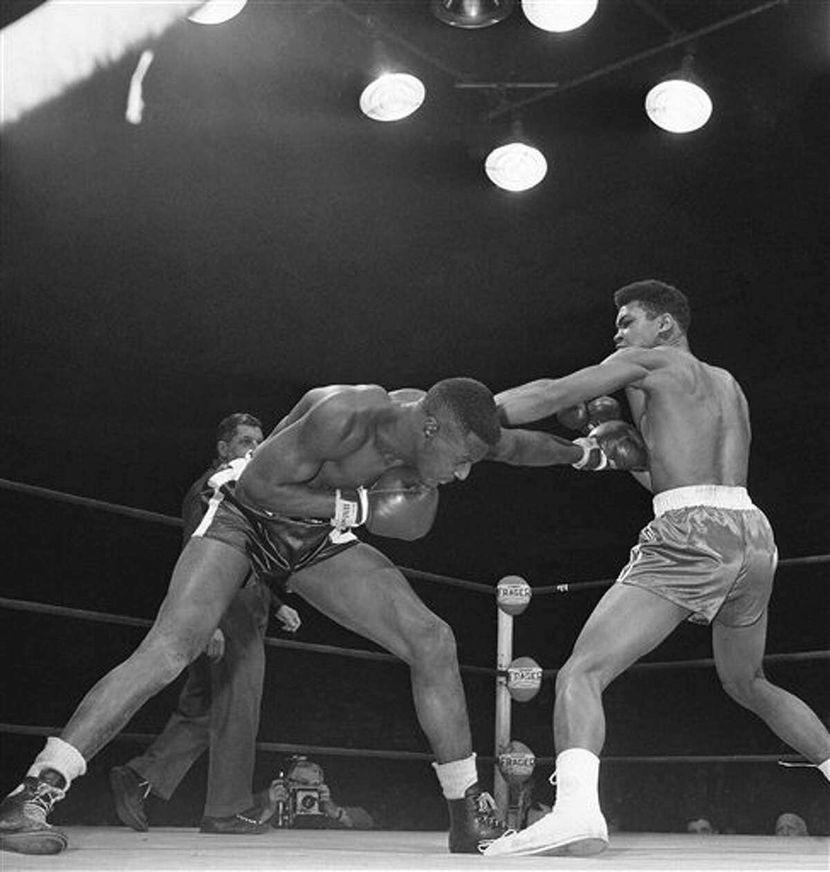 Muhammad Ali, who riveted the world as ‘The Greatest,’ dies at 74