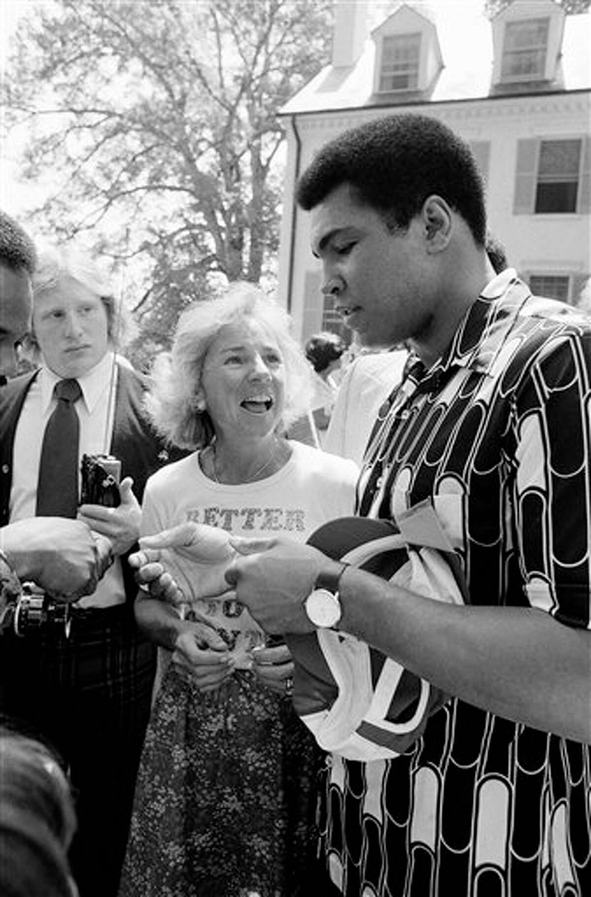 Muhammad Ali, who riveted the world as ‘The Greatest,’ dies at 74