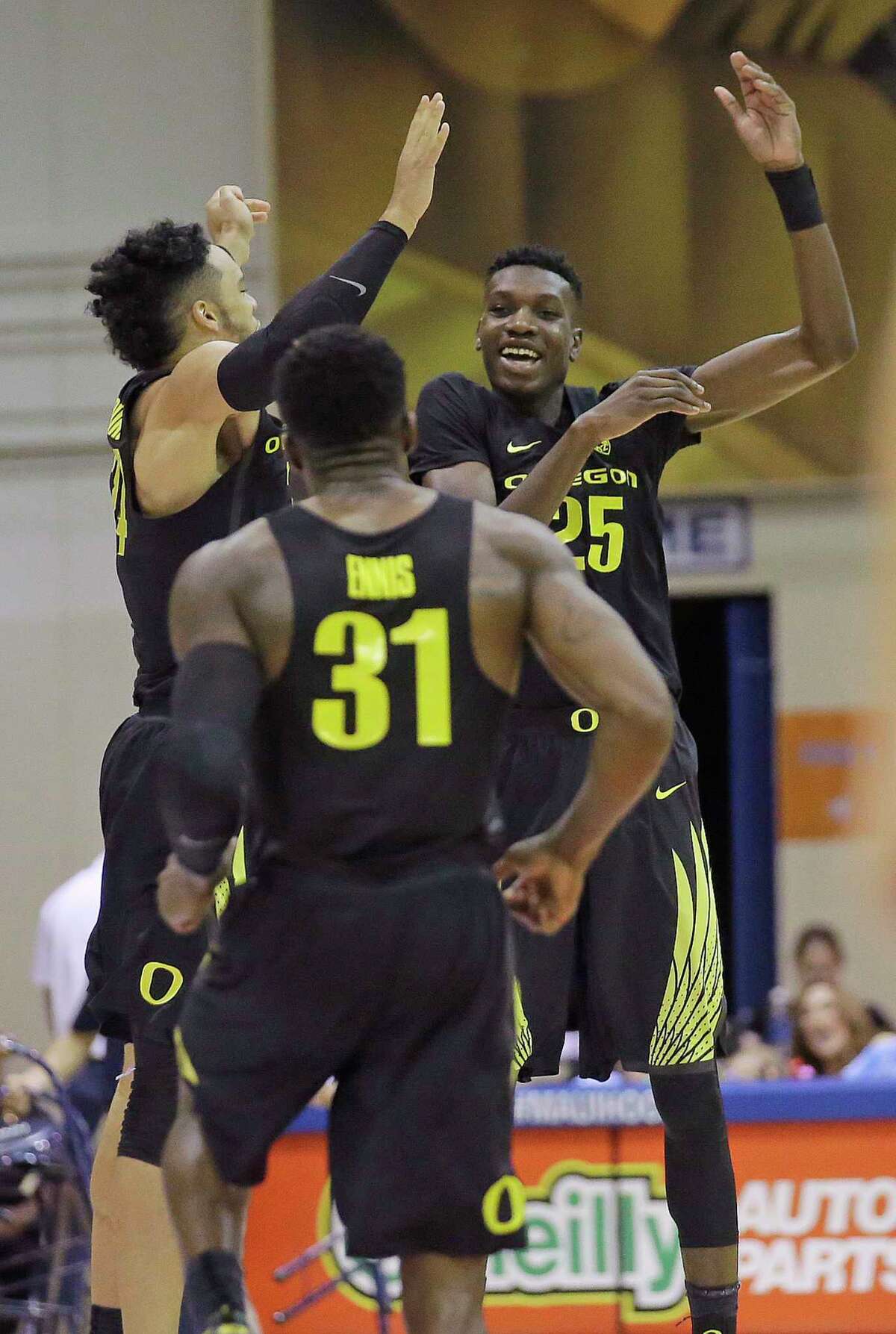 PHOTOS: Oregon beats UConn in Maui Invitational