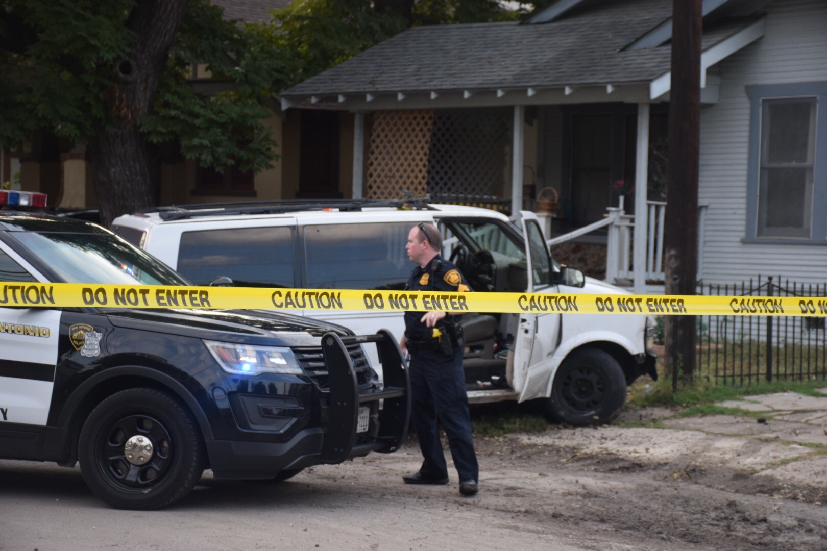 Video shows machete attack suspect speed pass crime scene with officers ...