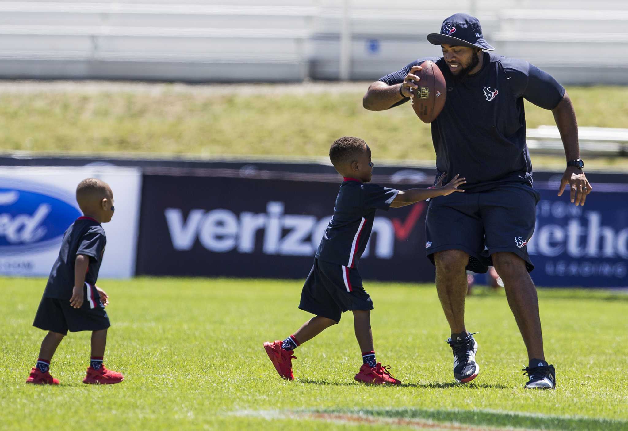 Texans OT Chris Clark savors camp's family perk