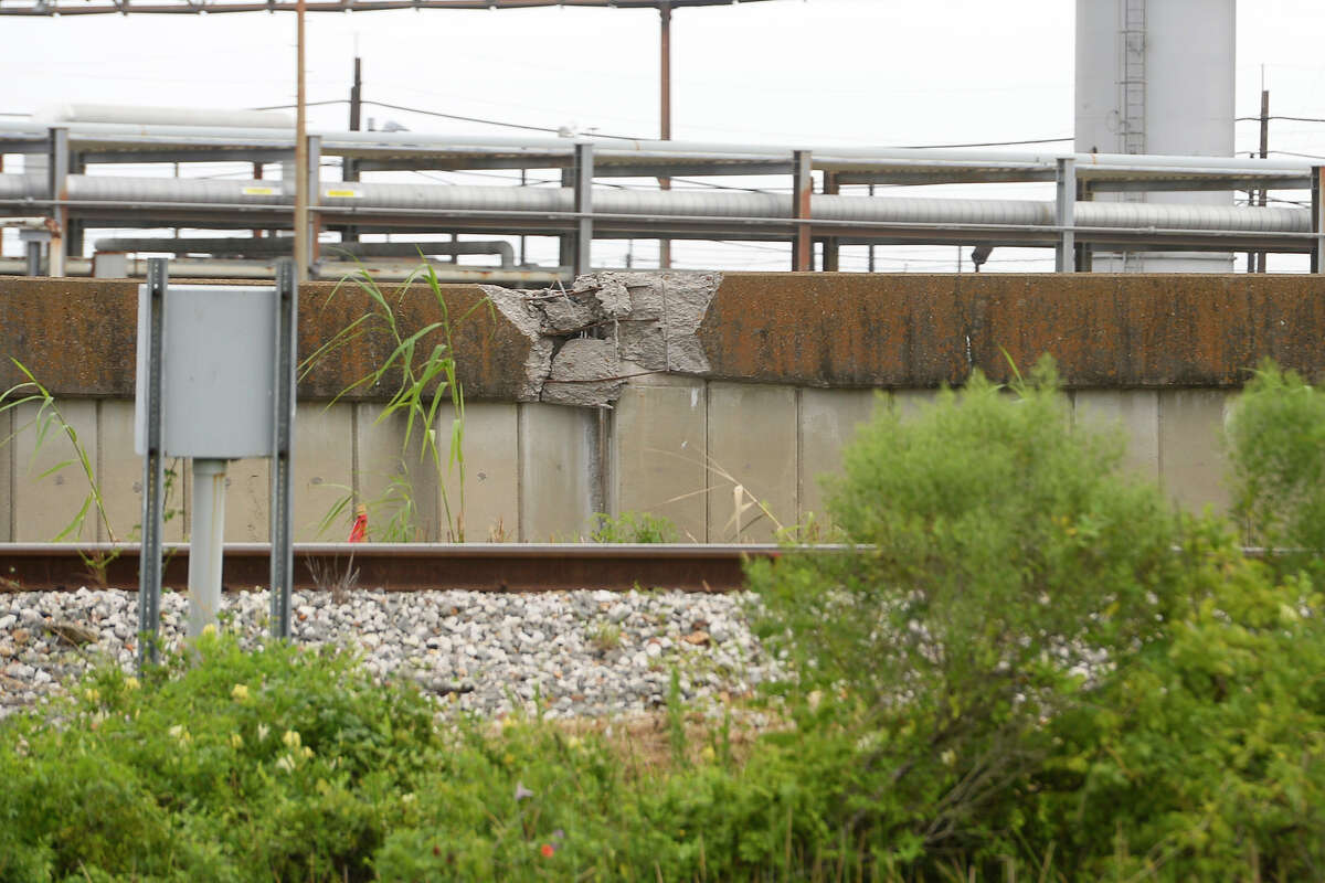 Cracked levee puts PA, Mid-County at risk