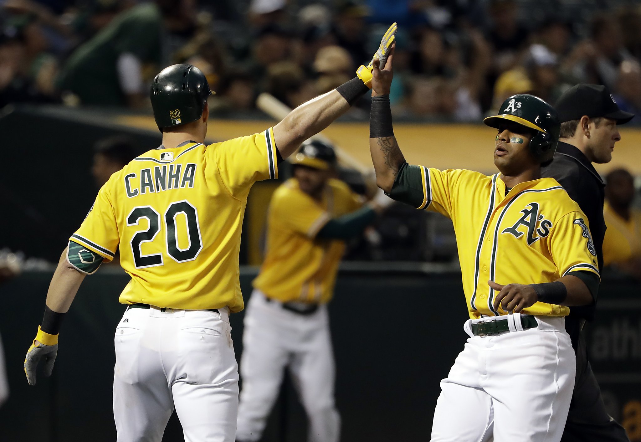 A’s lose in 10 in Yonder Alonso’s debut with Mariners