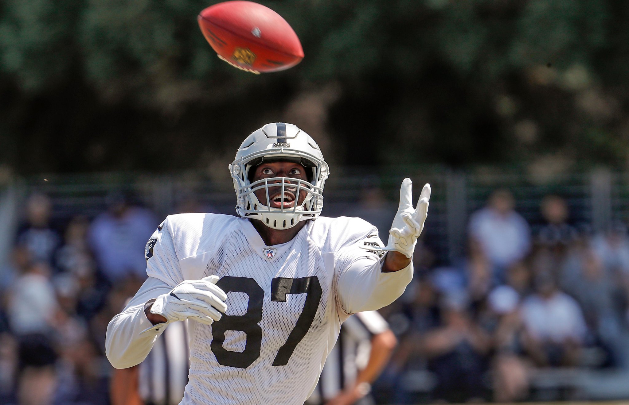 Jared Cook leads Raiders’ improved tight-end corps