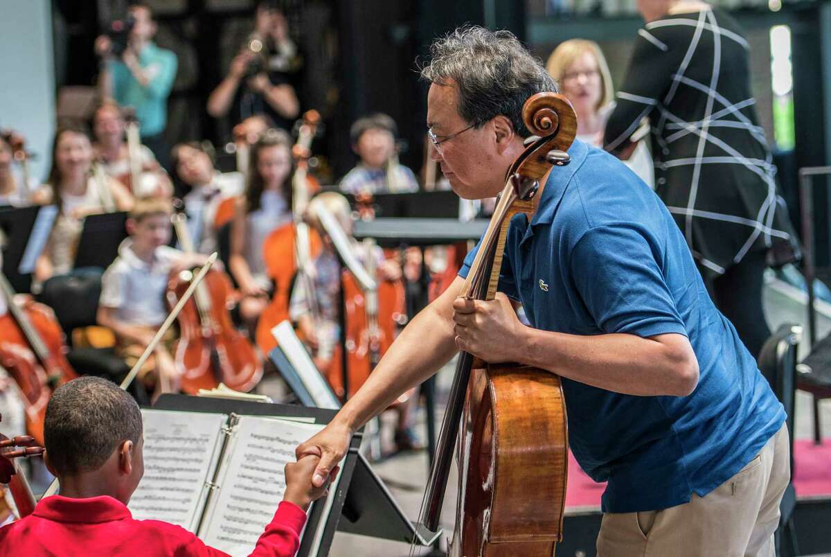 Everyone, position your bow to play with Yo-Yo Ma
