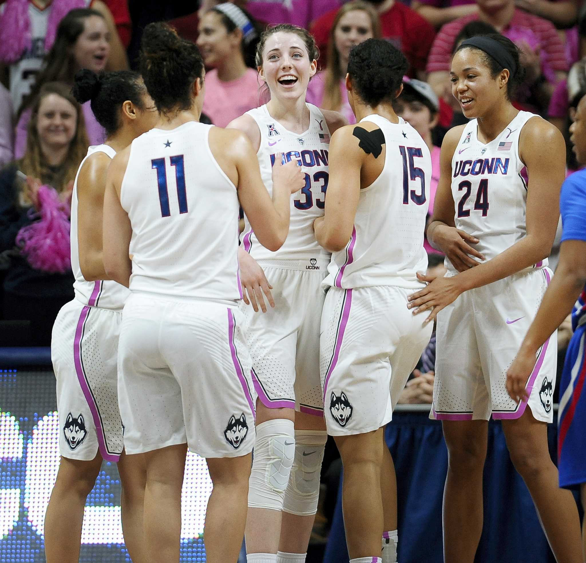 Katie Lou Samuelson leads UConn women to win No. 99 in a row
