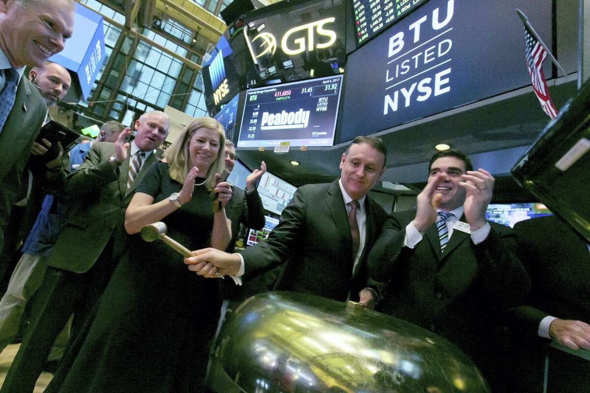 Stocks tread water as energy companies rise and banks fall