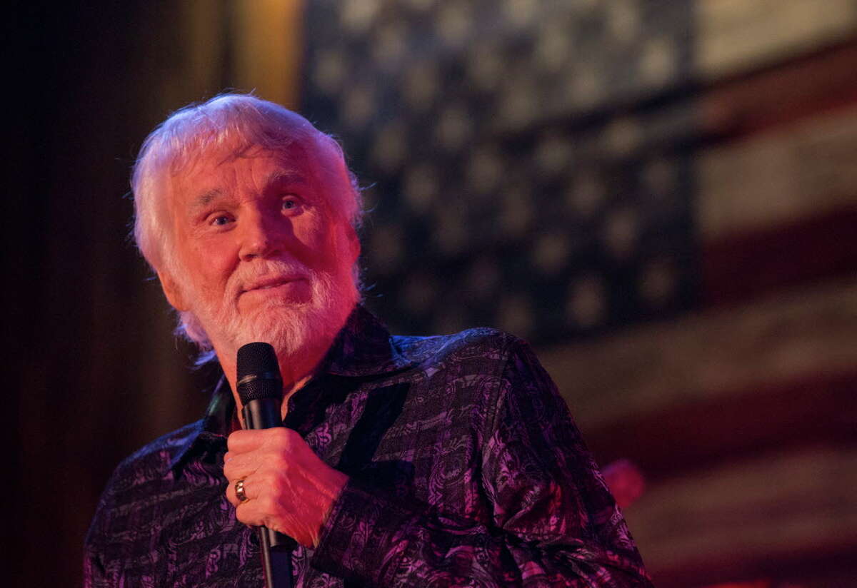 Kenny Rogers plays his last hand at home
