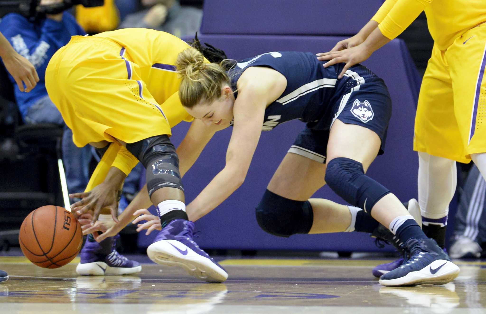 Katie Lou Samuelson scores 28, No. 3 UConn rolls past LSU