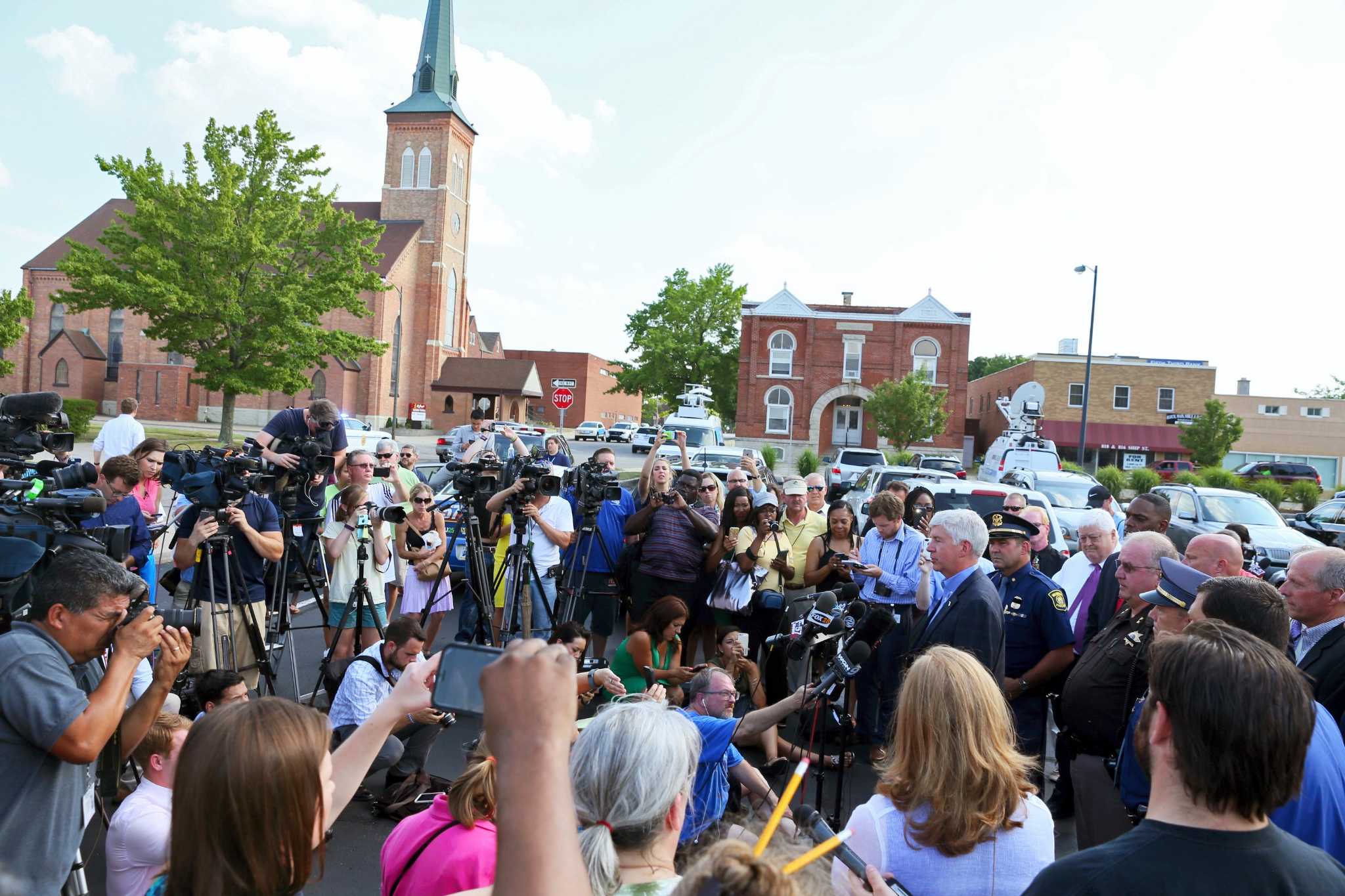 Michigan inmate handcuffed when he seized gun, killed 2 bailiffs
