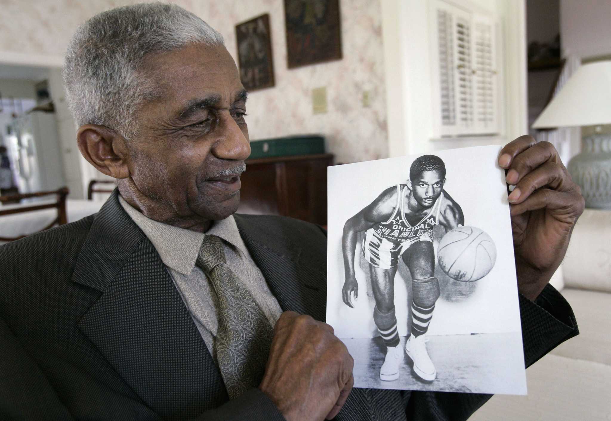 Harlem Globetrotter great Marques Haynes dies at 89