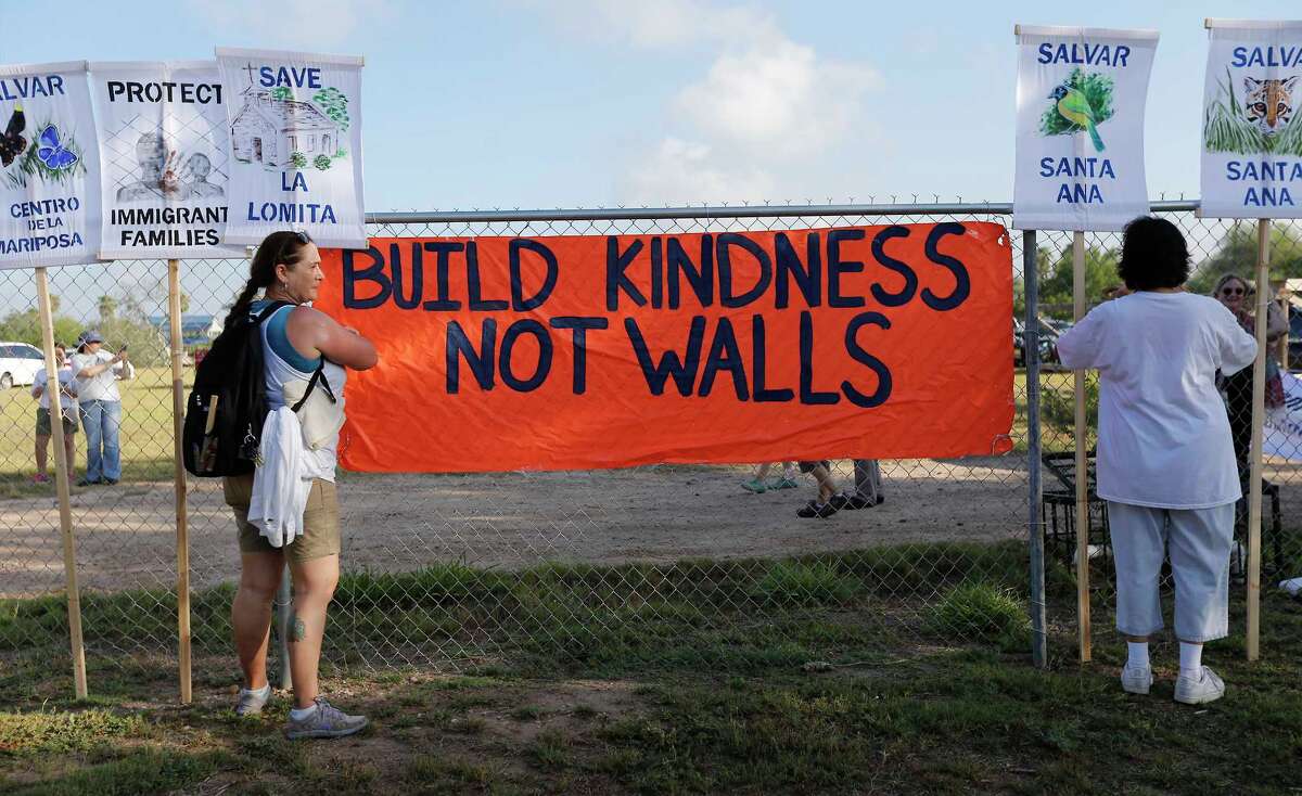 Advocates stage first big Texas protest against border wall