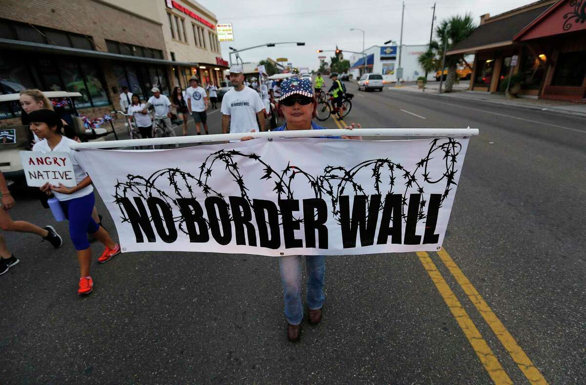 Advocates stage first big Texas protest against border wall