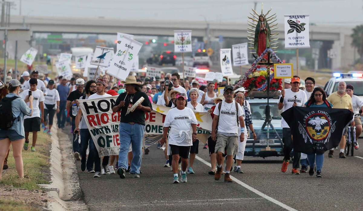 Advocates stage first big Texas protest against border wall