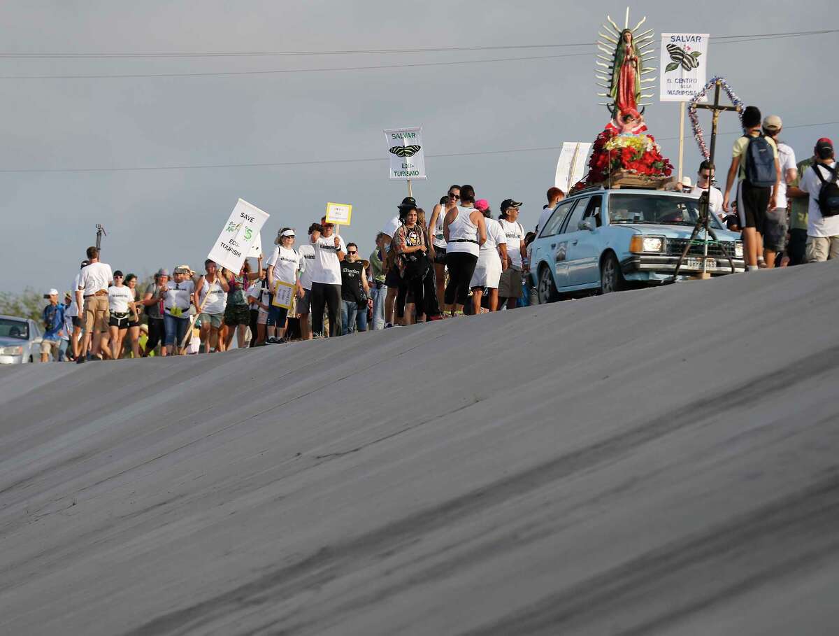 Advocates stage first big Texas protest against border wall